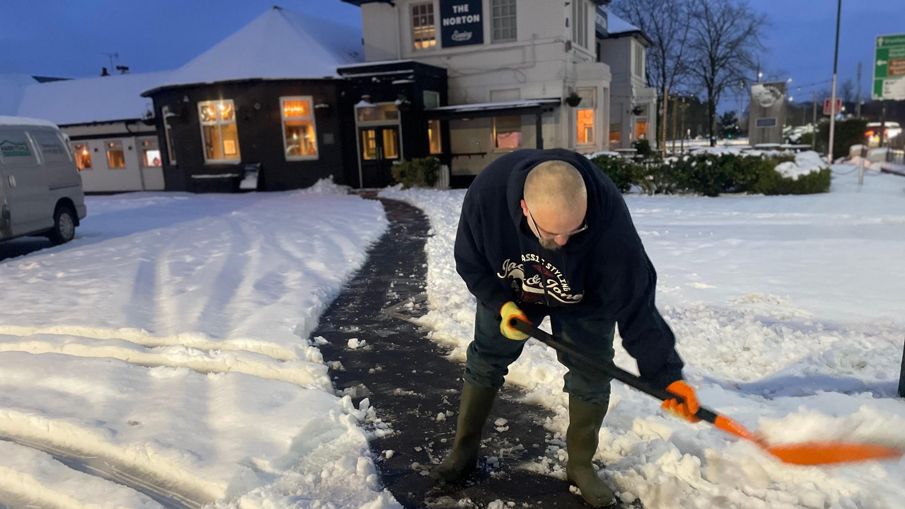Storm Goretti brings dusting of snow to South Yorkshire - BBC News