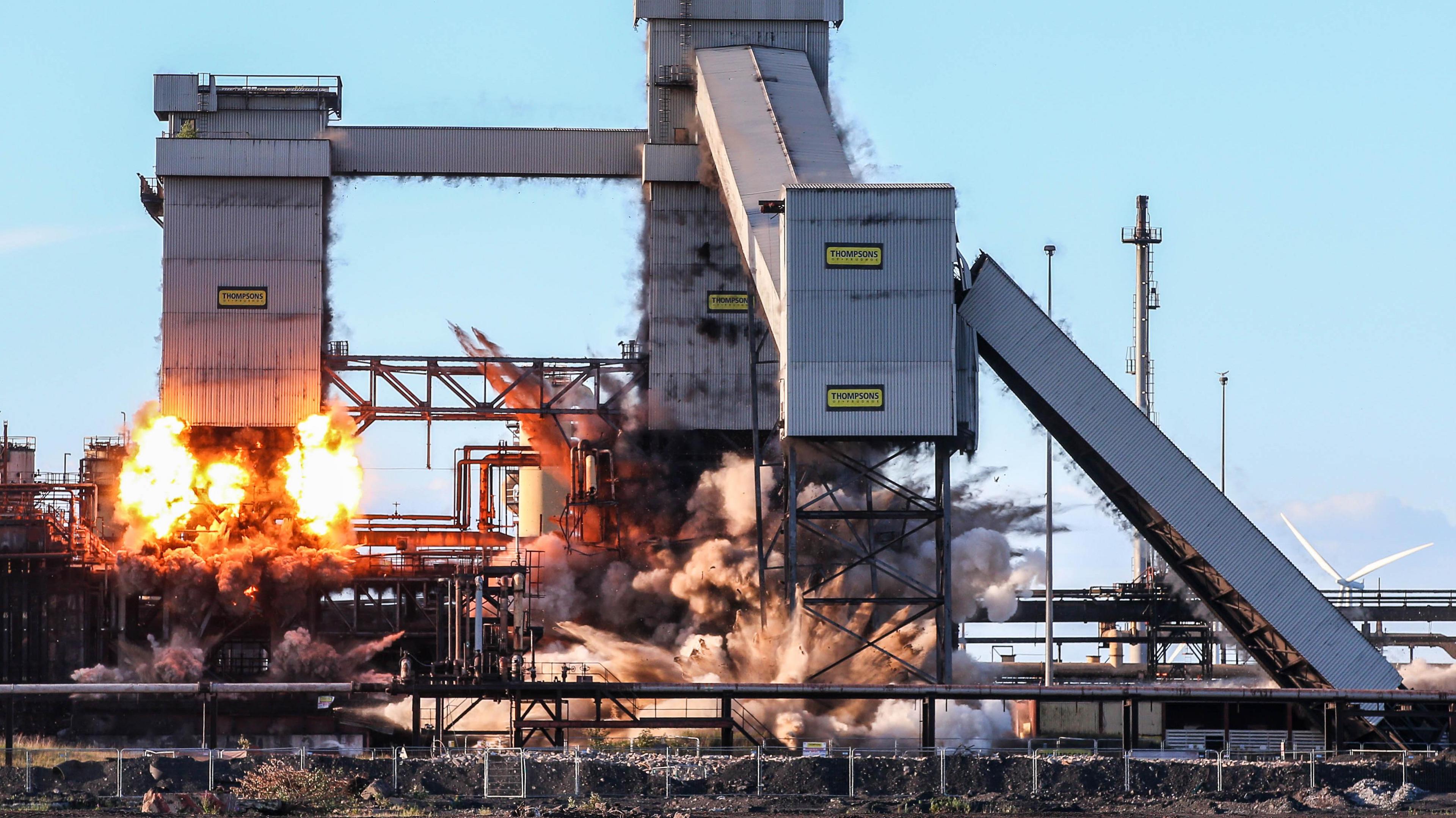 Redcar steelworks chimneys demolished - BBC News