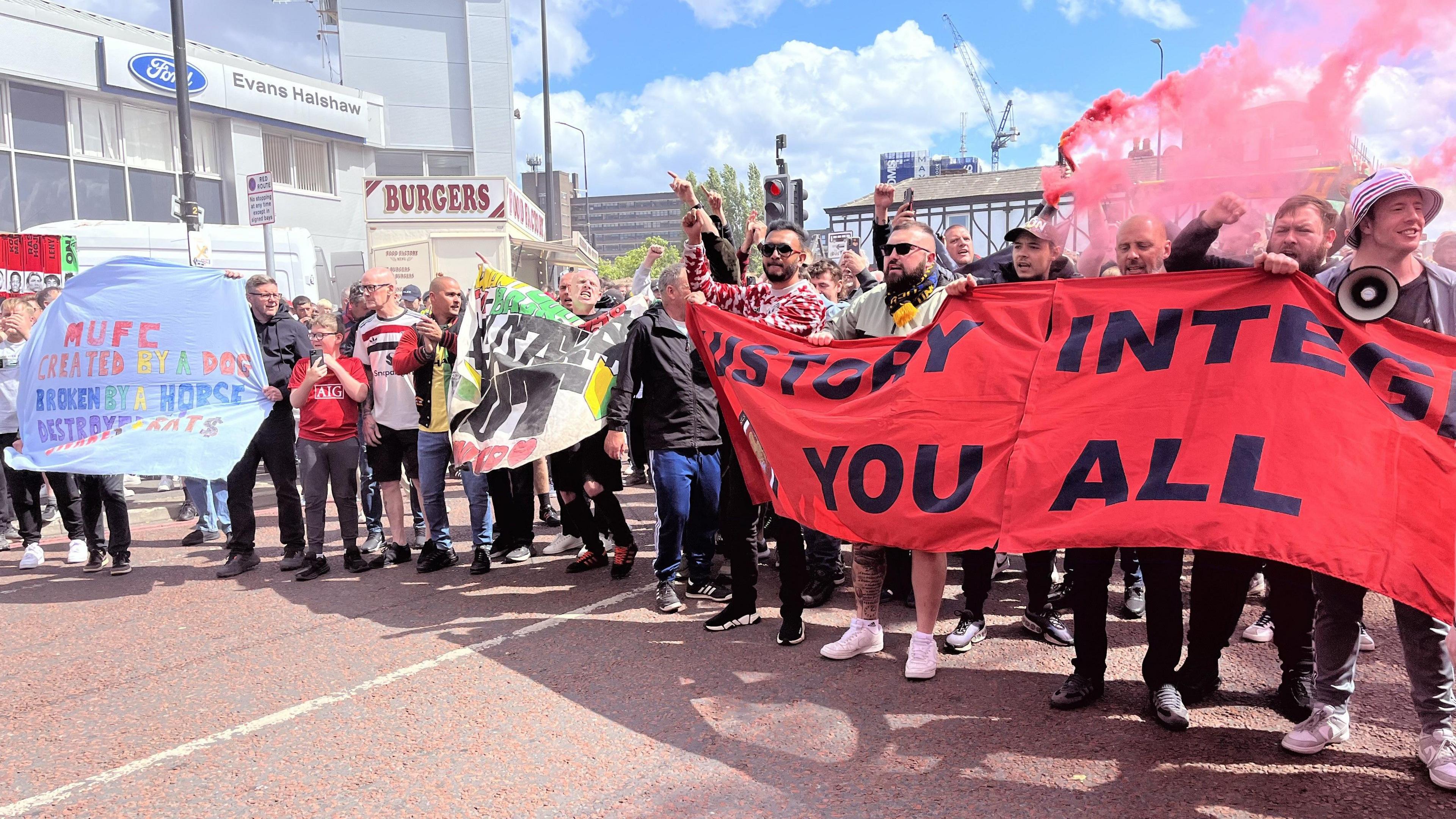 Man Utd vs Aston Villa: Latest protest outside Old Trafford - BBC Sport