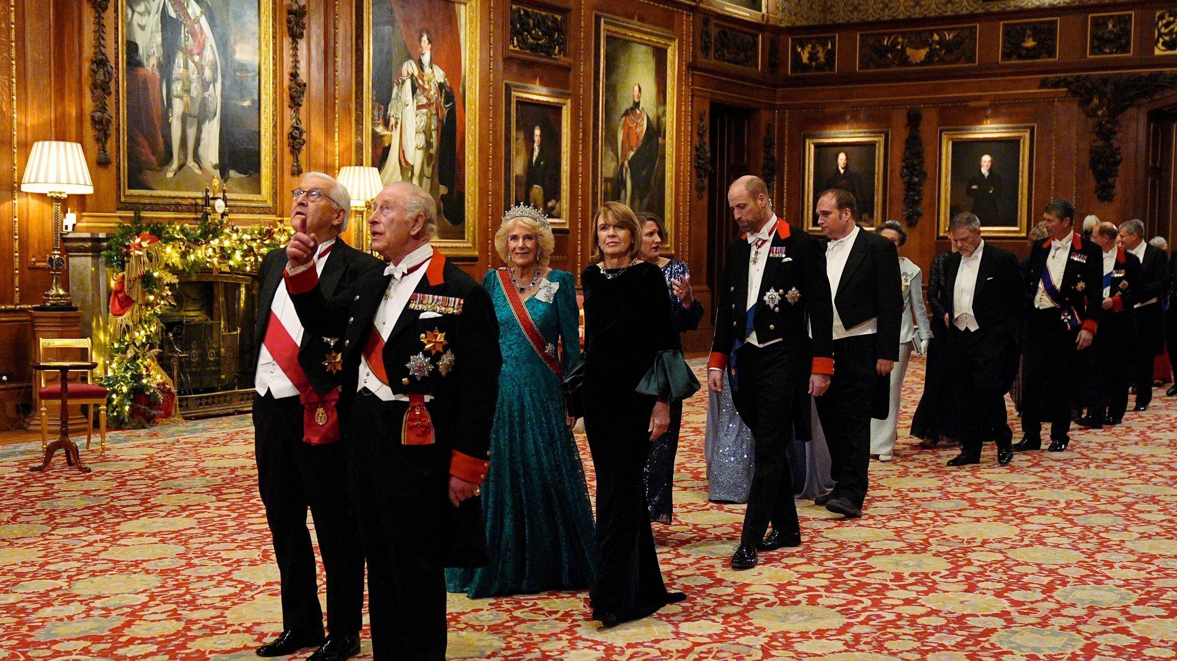 Royals lay out festive greeting at glittering state banquet - BBC News