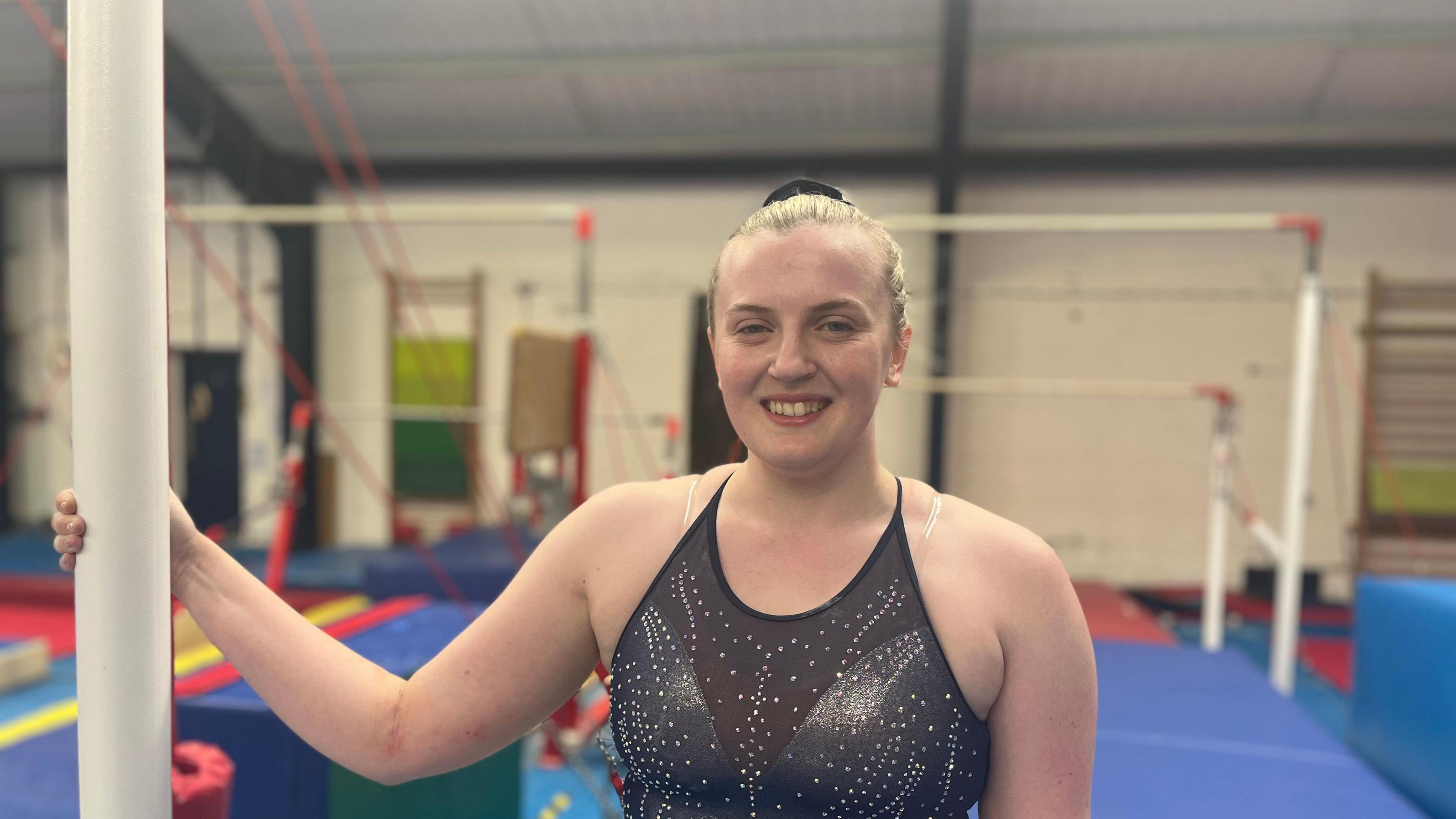 Natasha Coates: Gymnast wants plane nut ban after mid-air scare - BBC News
