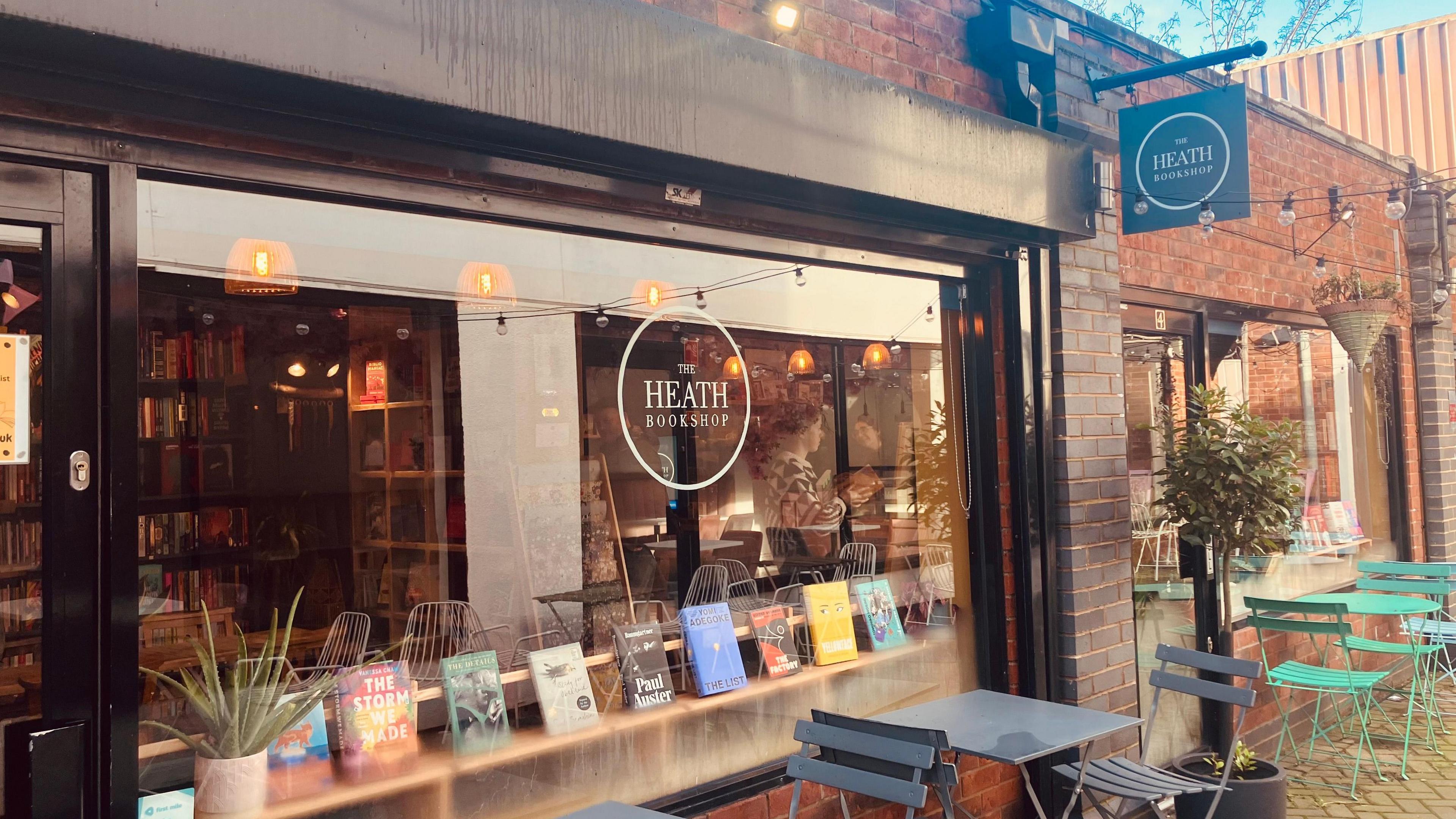 How indie bookshops capturing the high streets - BBC News