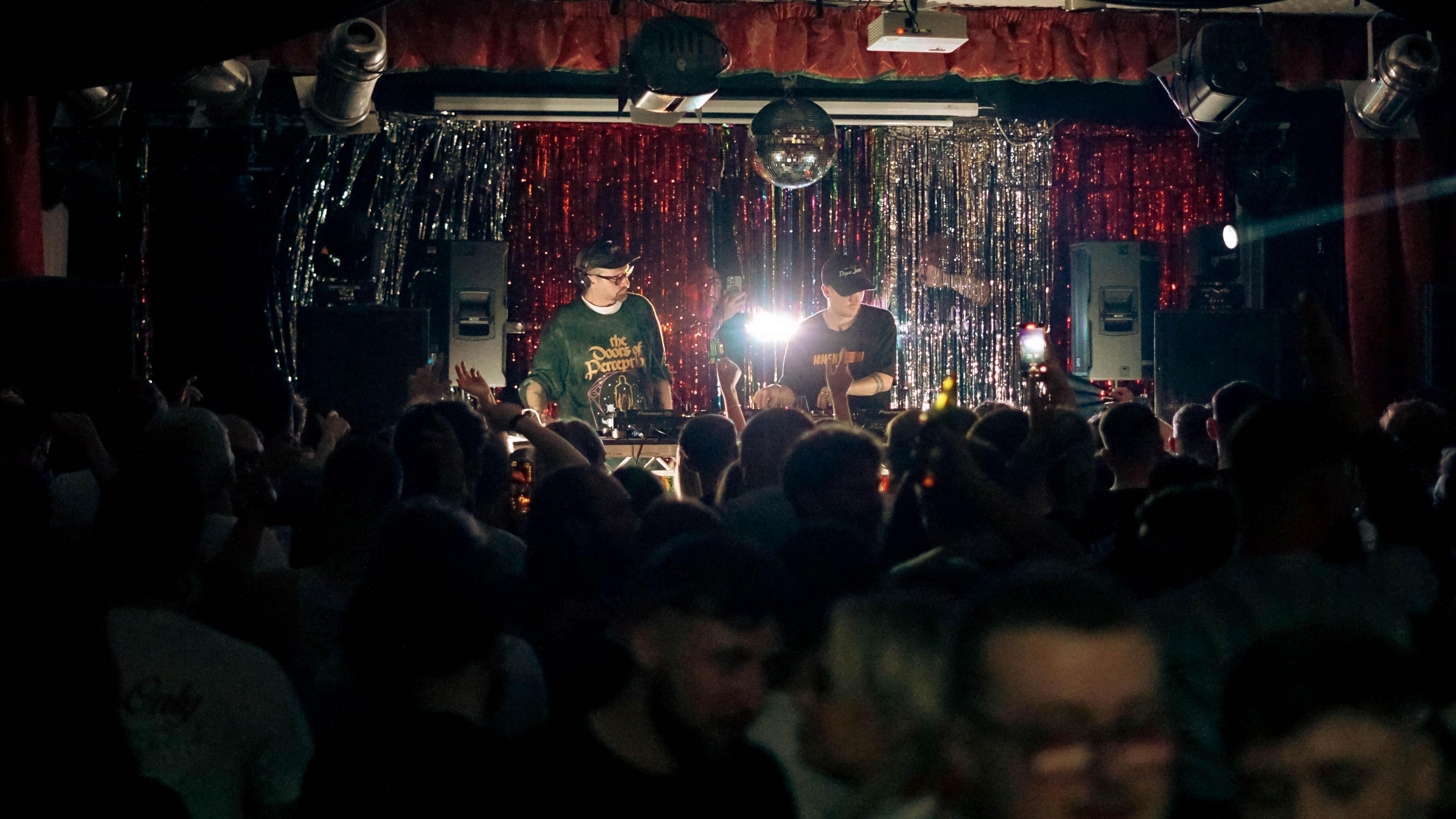 North Shields' King Street Social Club embraces DJs and dance - BBC News