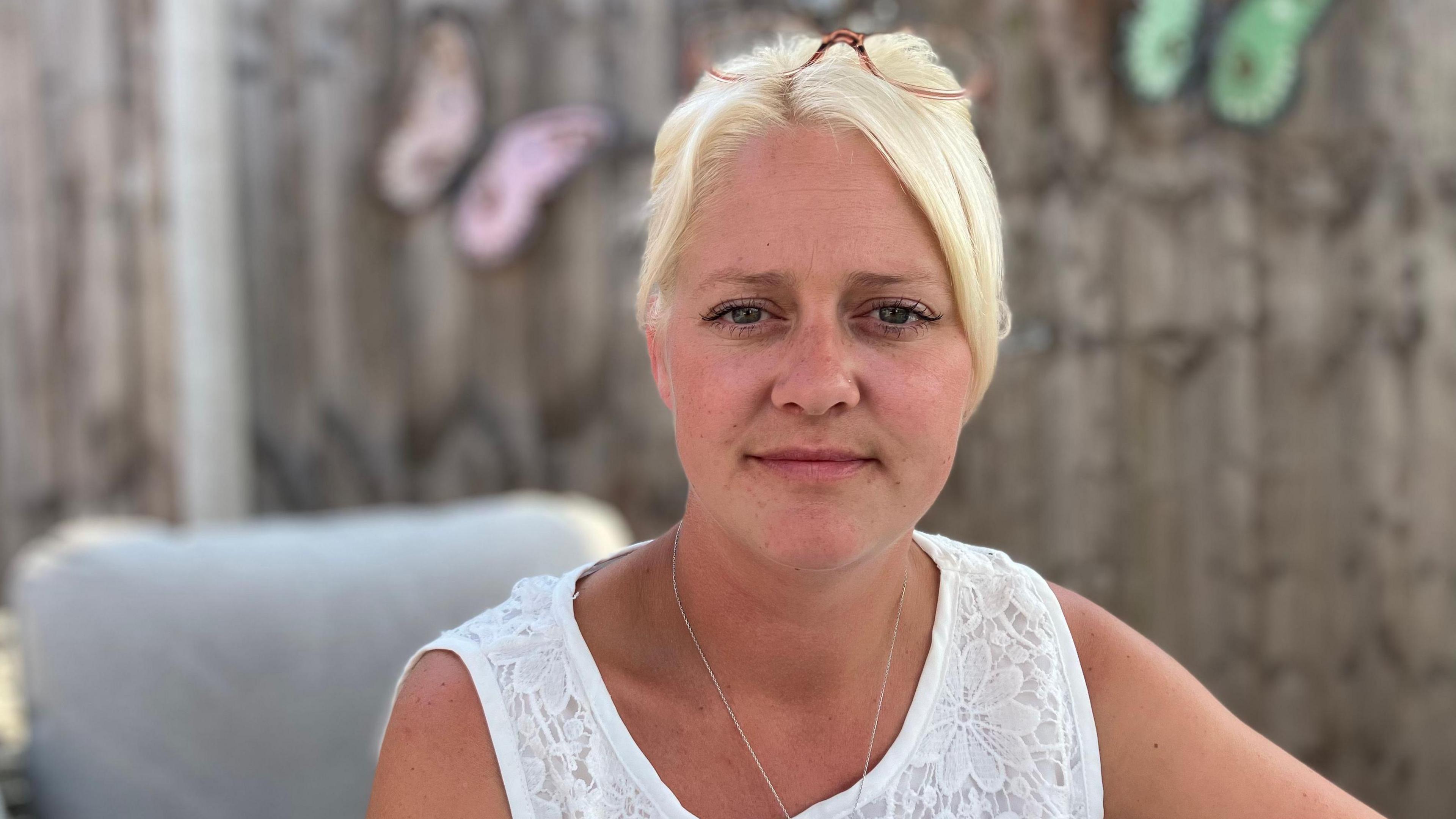 Leicester residents feel trapped in homes by fly invasion - BBC News