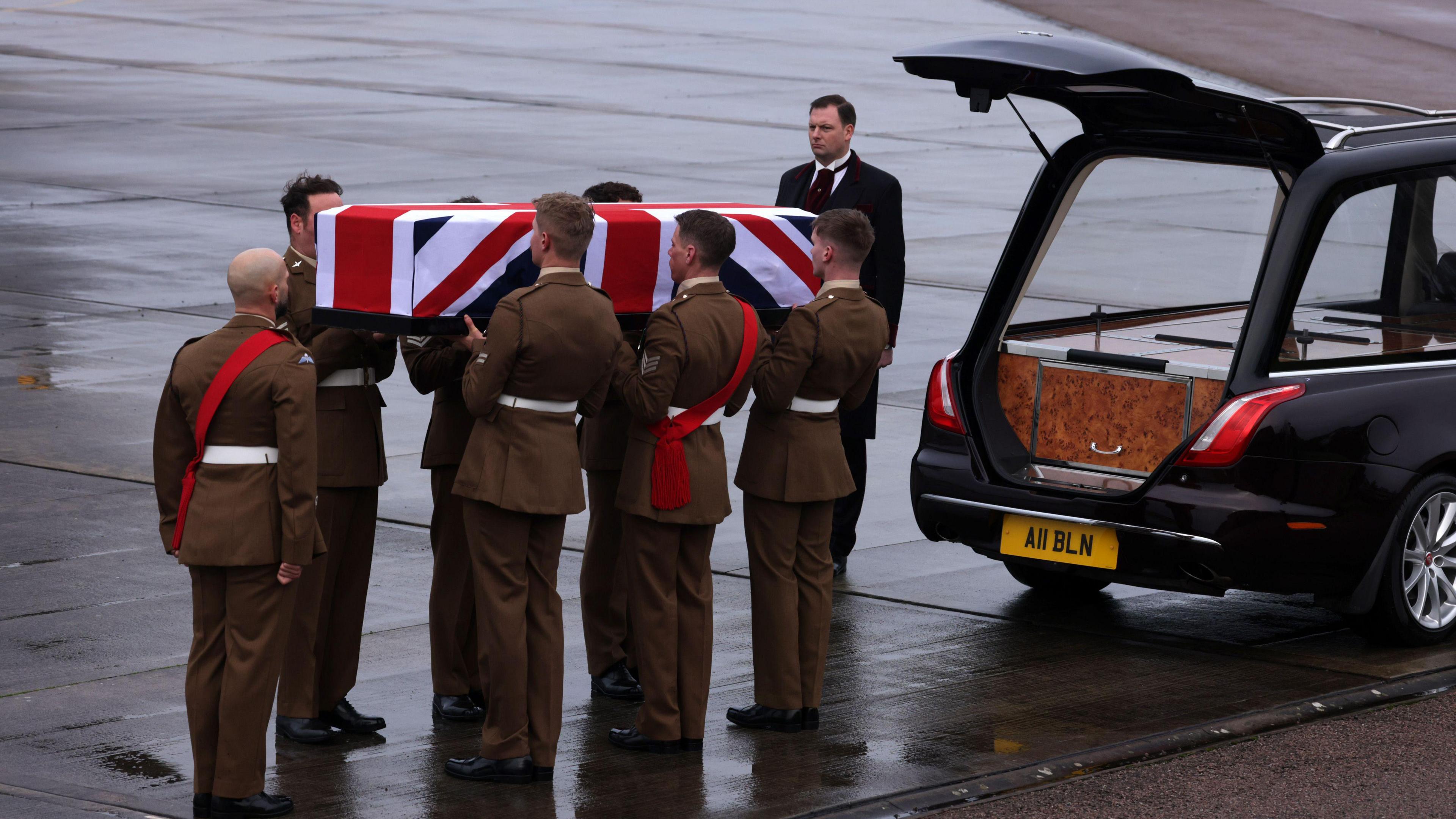 George Hooley: Soldier killed in Ukraine told family to be proud - BBC News