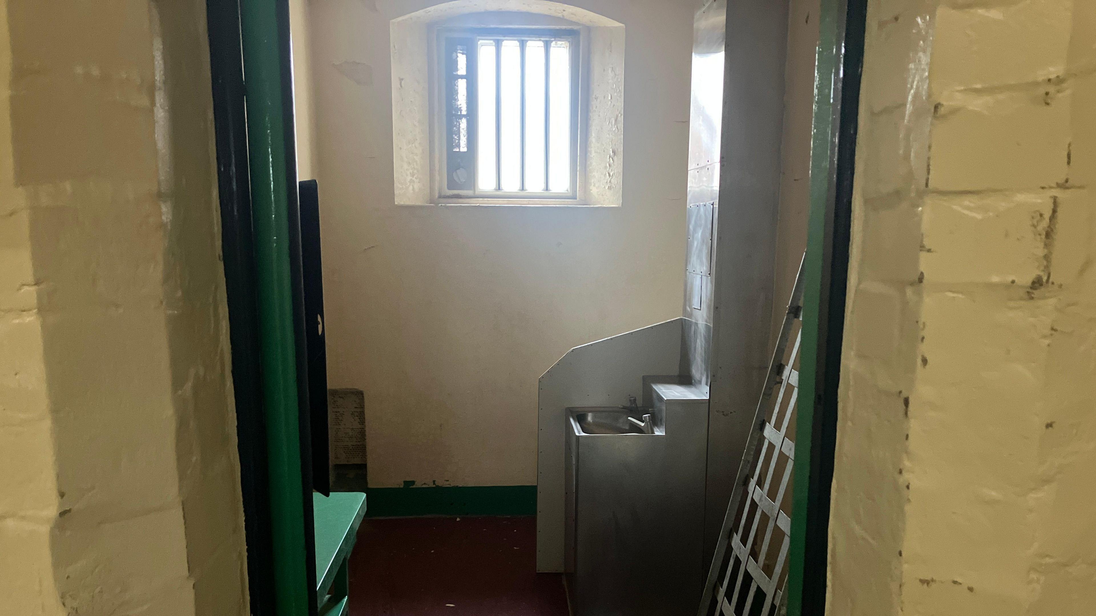 Reading Prison owner explains Oscar Wilde jail cultural hub plan - BBC News