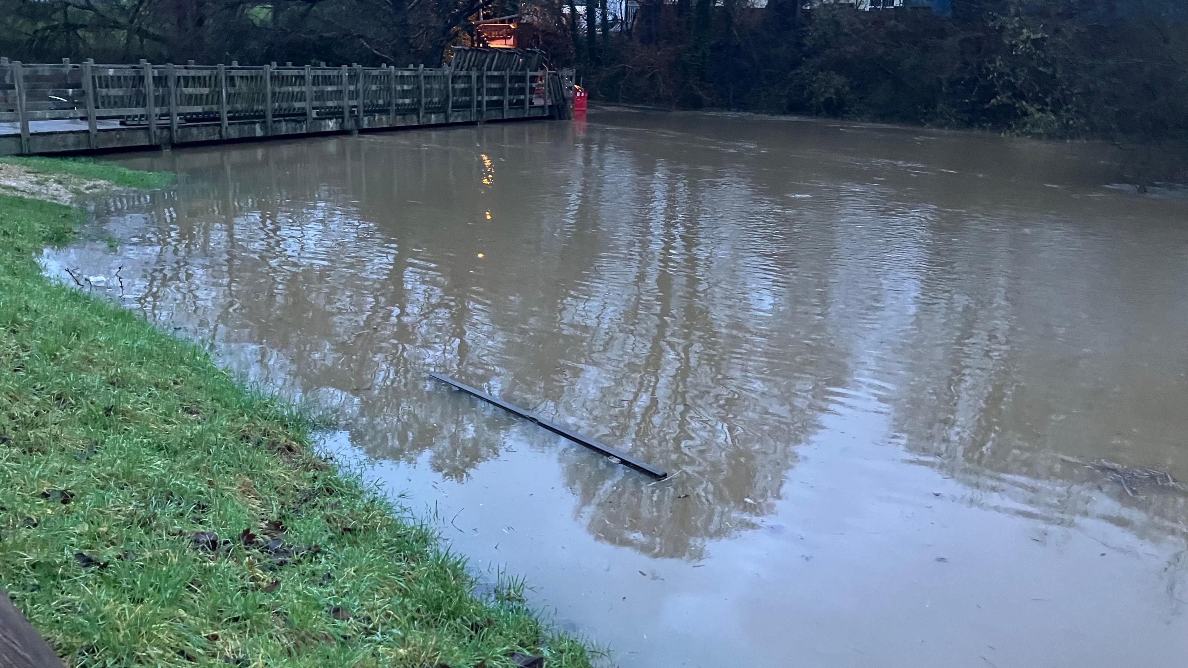 Iford Bridge Home Park residents told 'evacuate' as river rises - BBC News