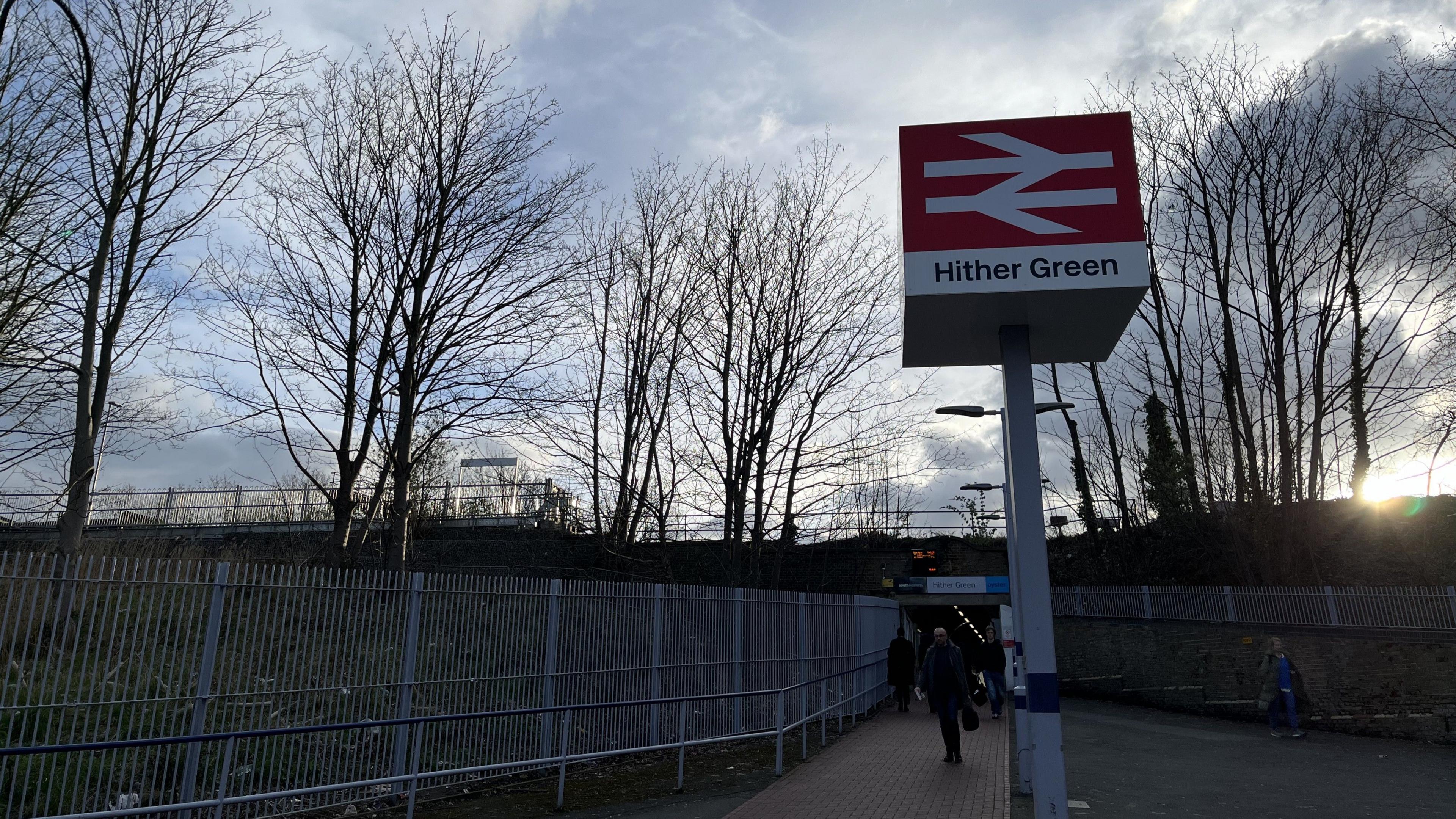 New footbridge lifted on to Hither Green station in London - BBC News