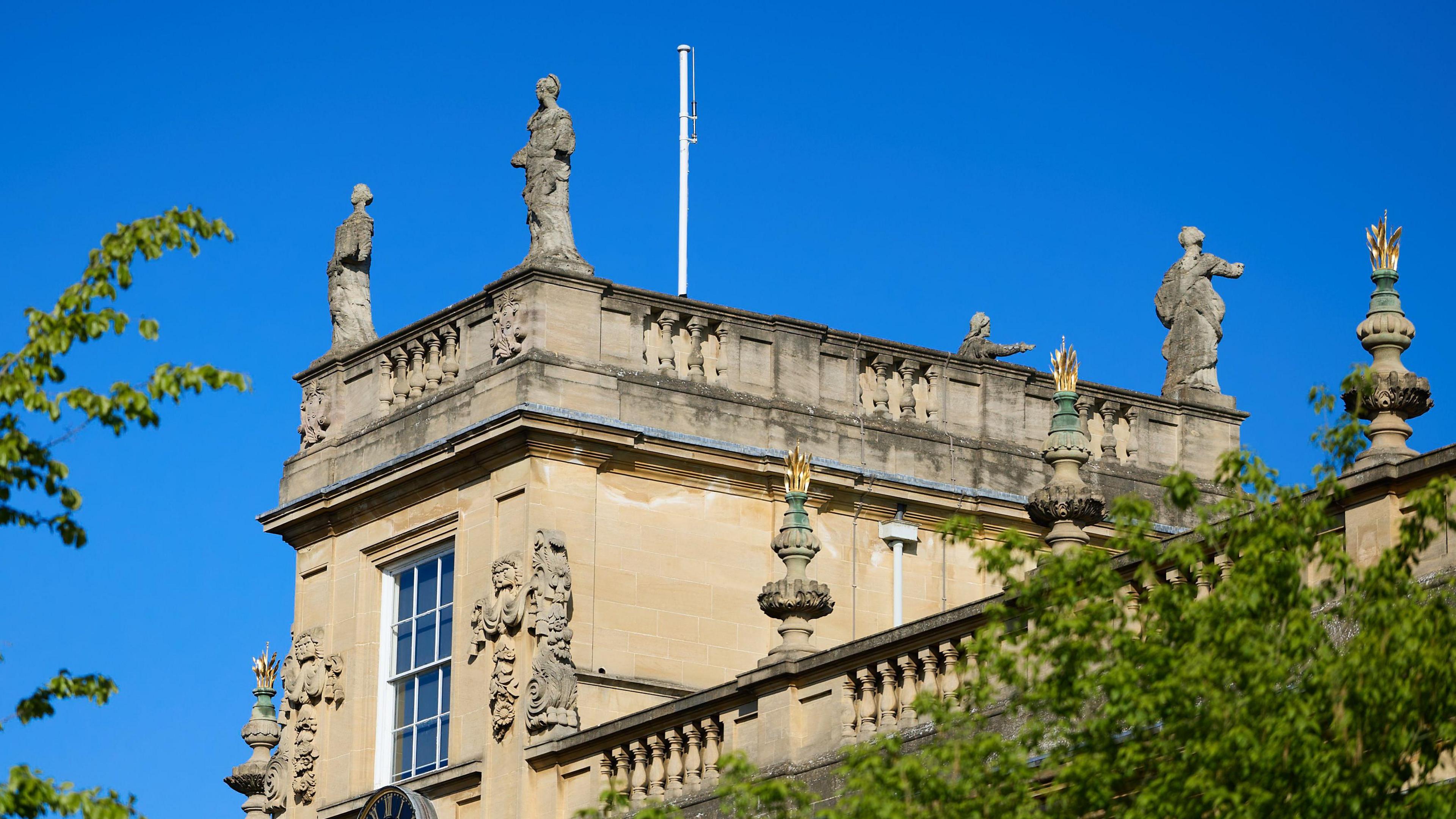 Mystery of Oxford University's statues missing for 200 years - BBC News