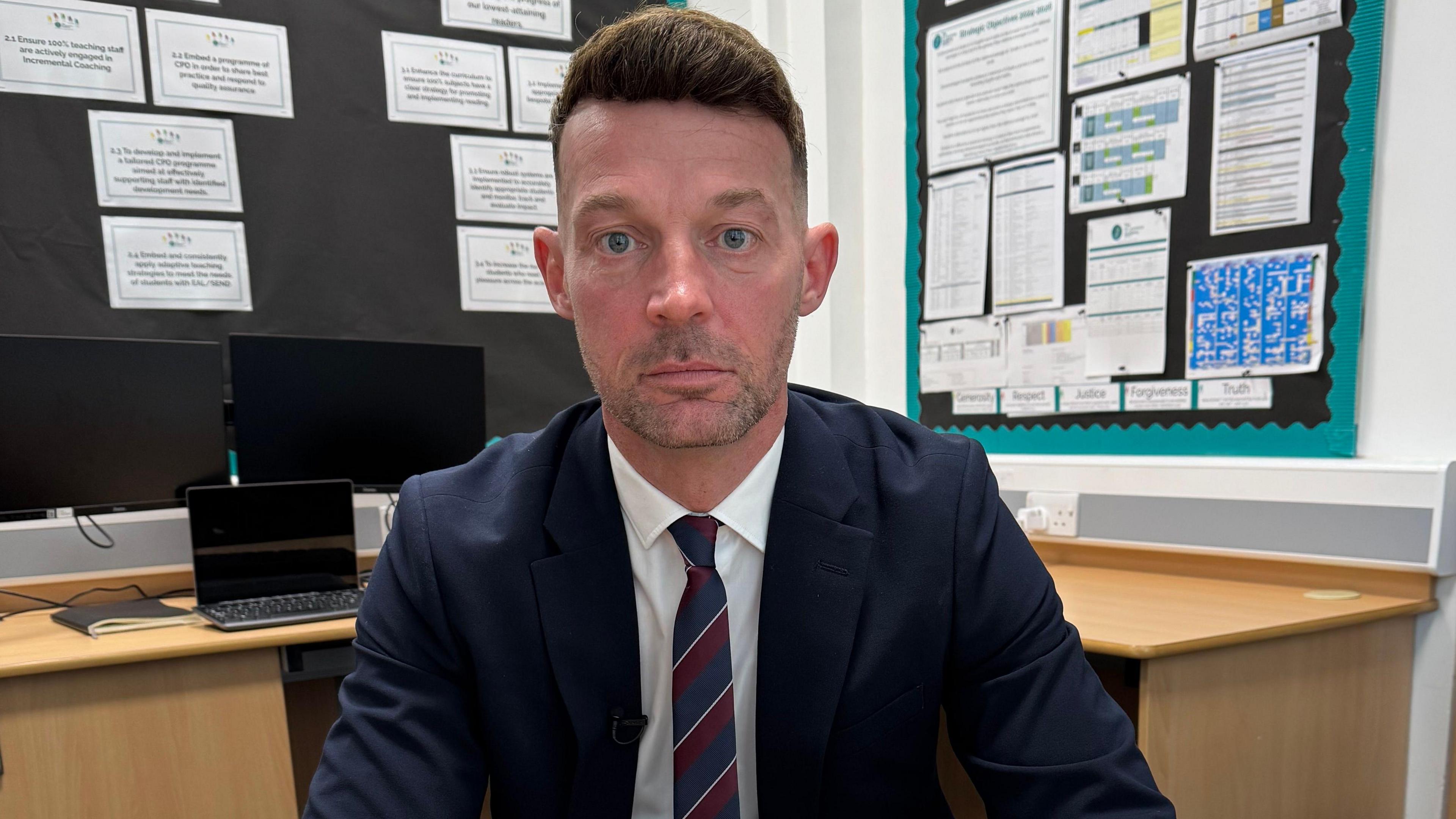 Vaping: Schools want help in 'lonely battle' - BBC News