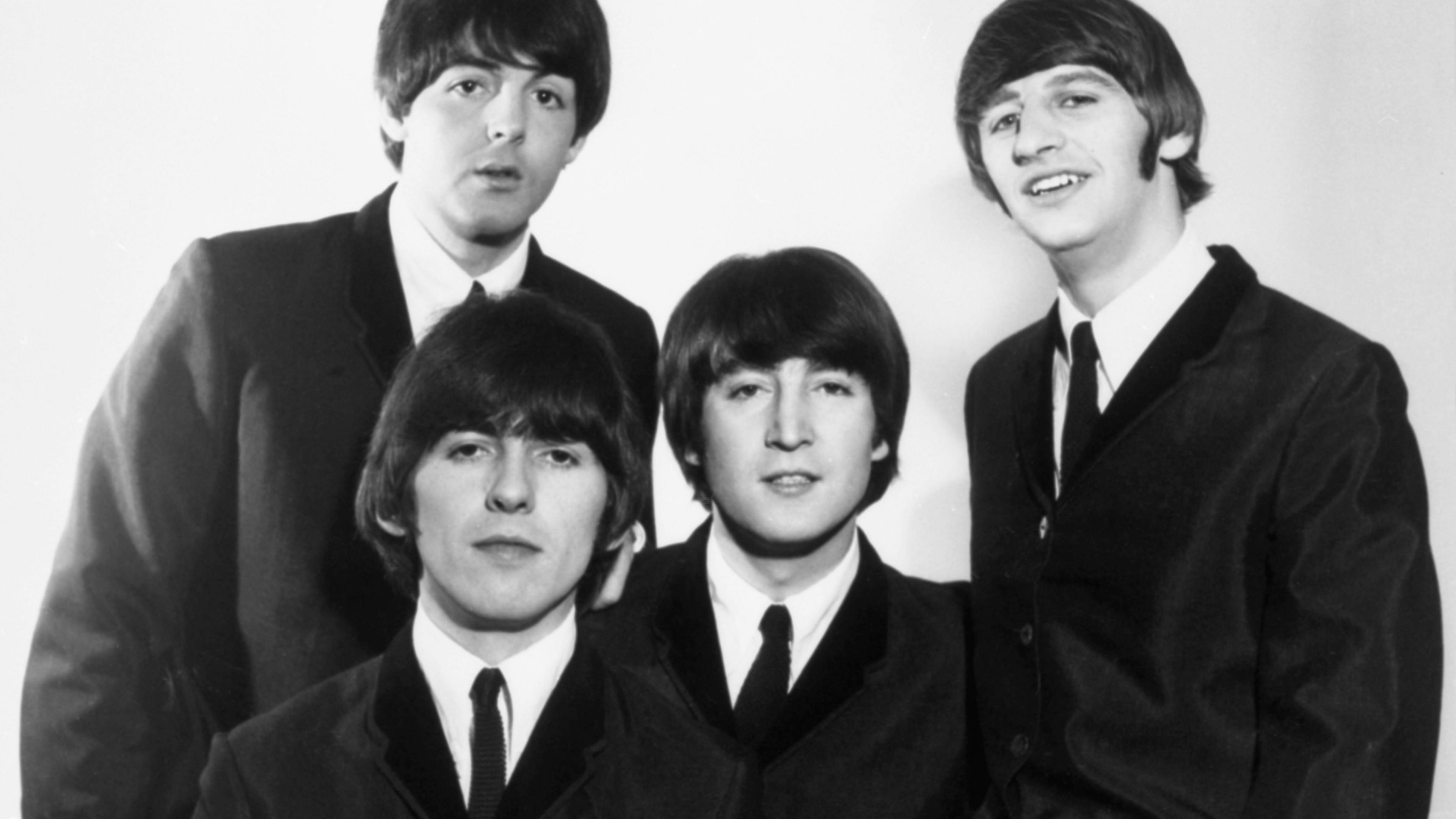 Beatles 'code of conduct' brought in for Liverpool tourists - BBC News