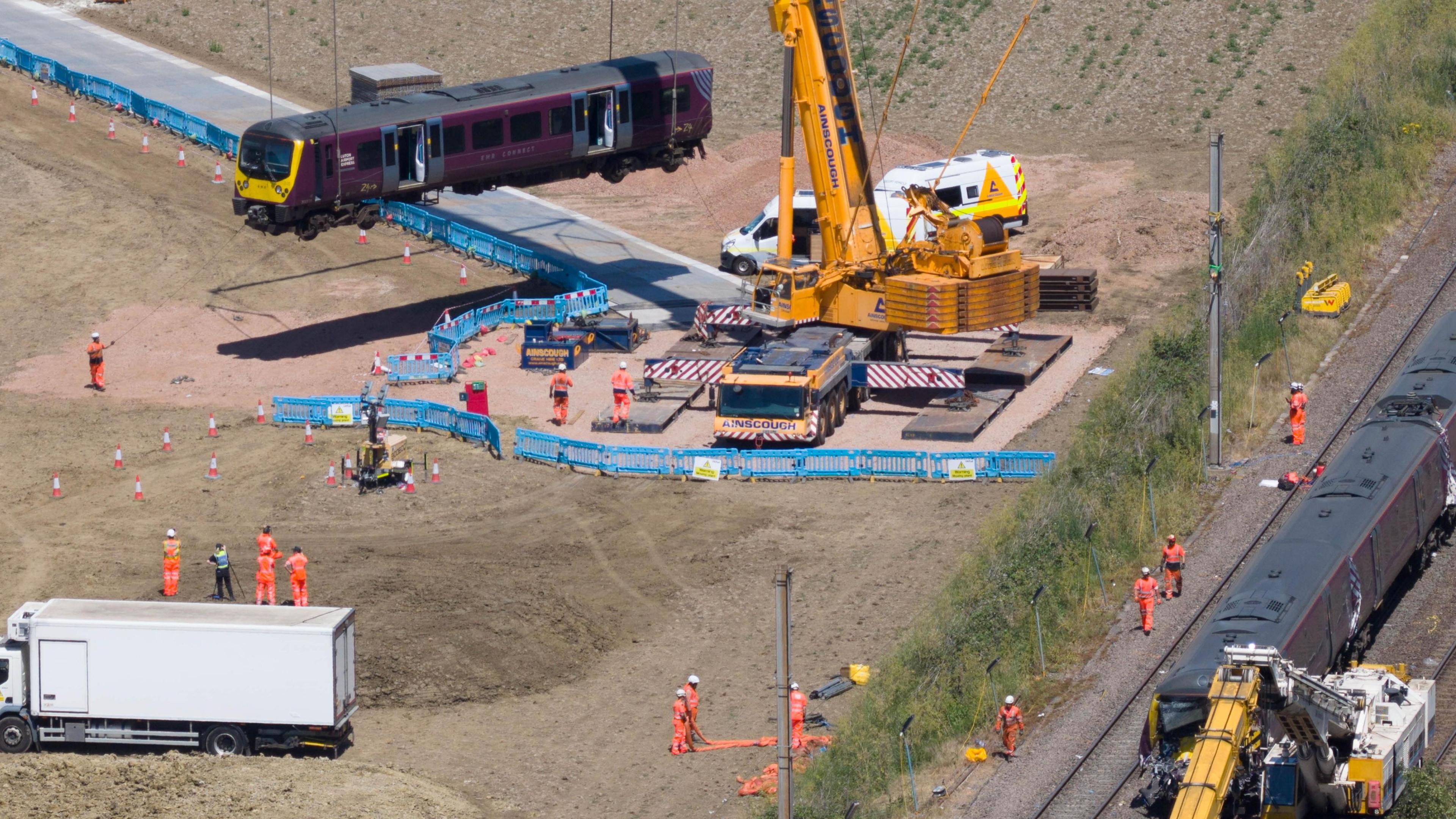 Injured train manager 'a hero' in fatal Bedford train crash - BBC News