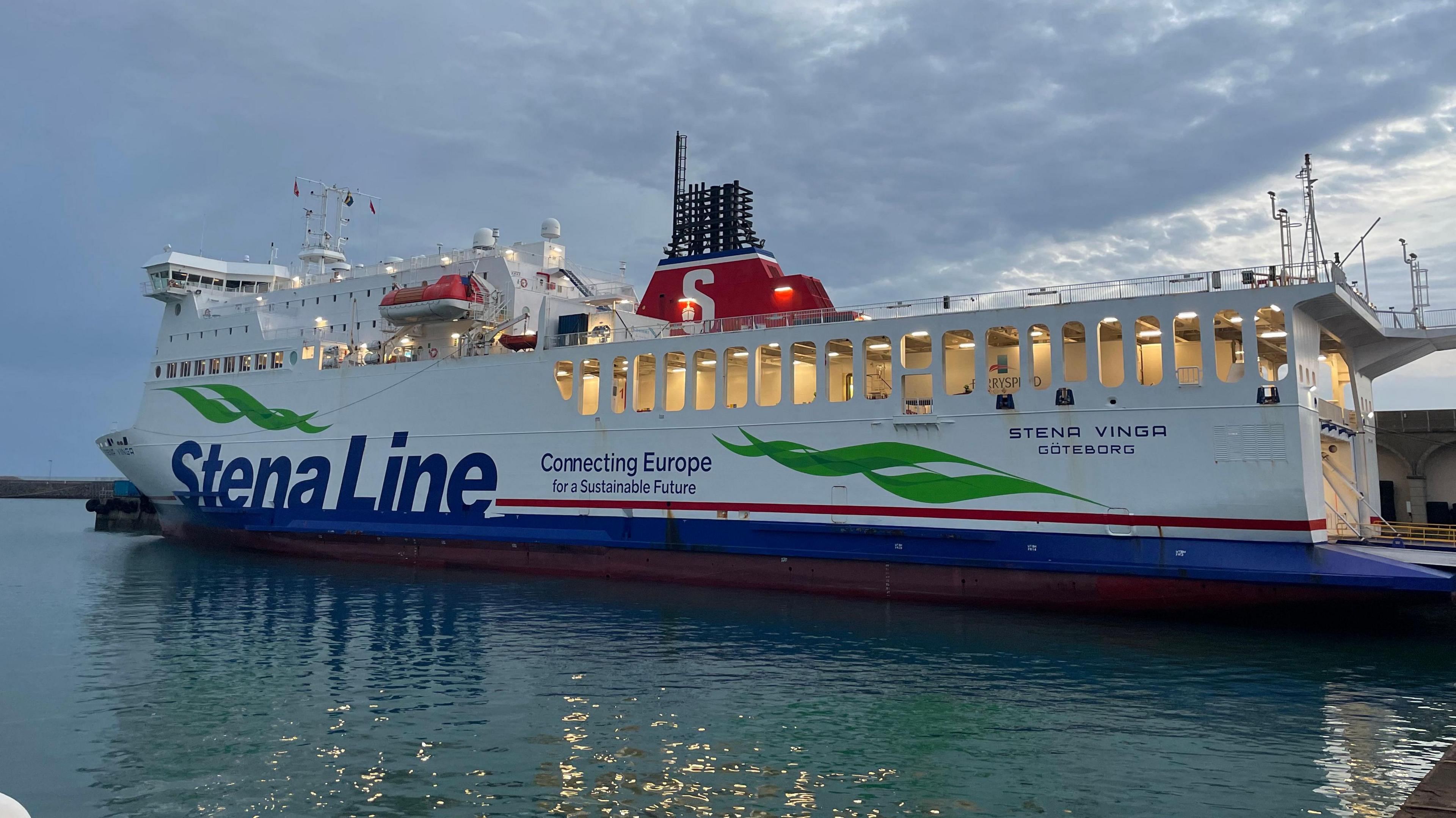 Mixed reaction to DFDS inter-Channel Islands ferry plan - BBC News