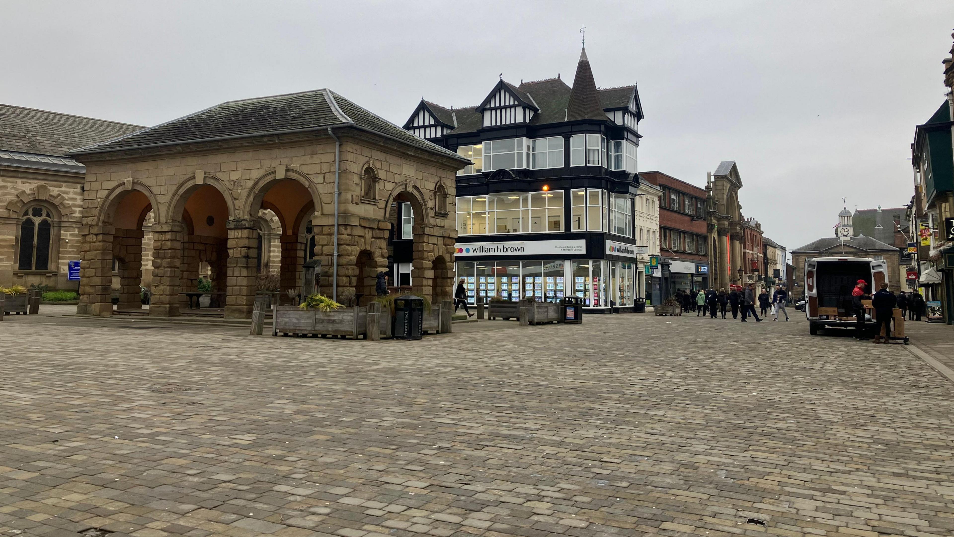 'Ghost town' fears as traders in Pontefract shut their doors - BBC News