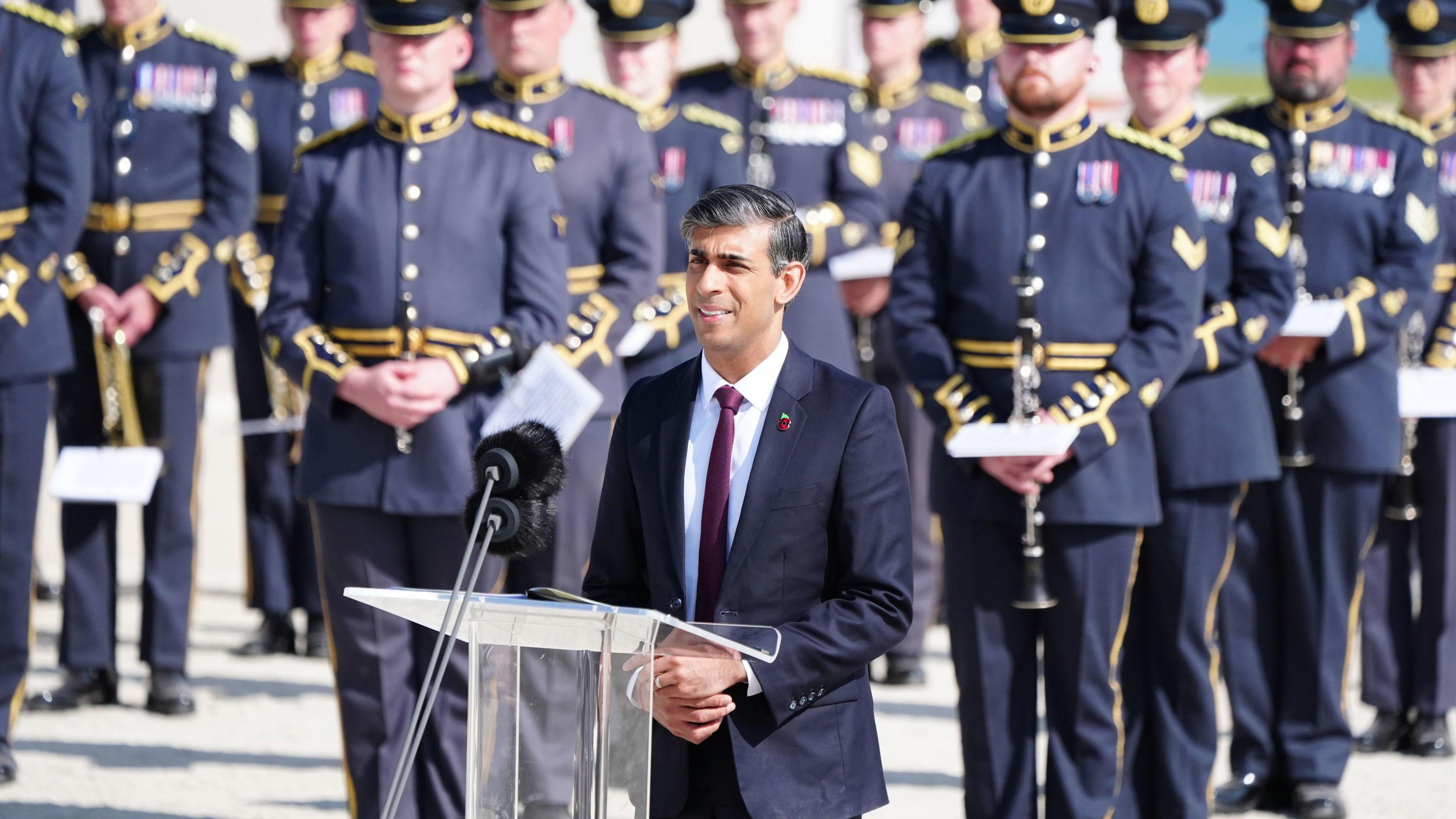 Rishi Sunak apologises for leaving D-Day events early - BBC Newsround
