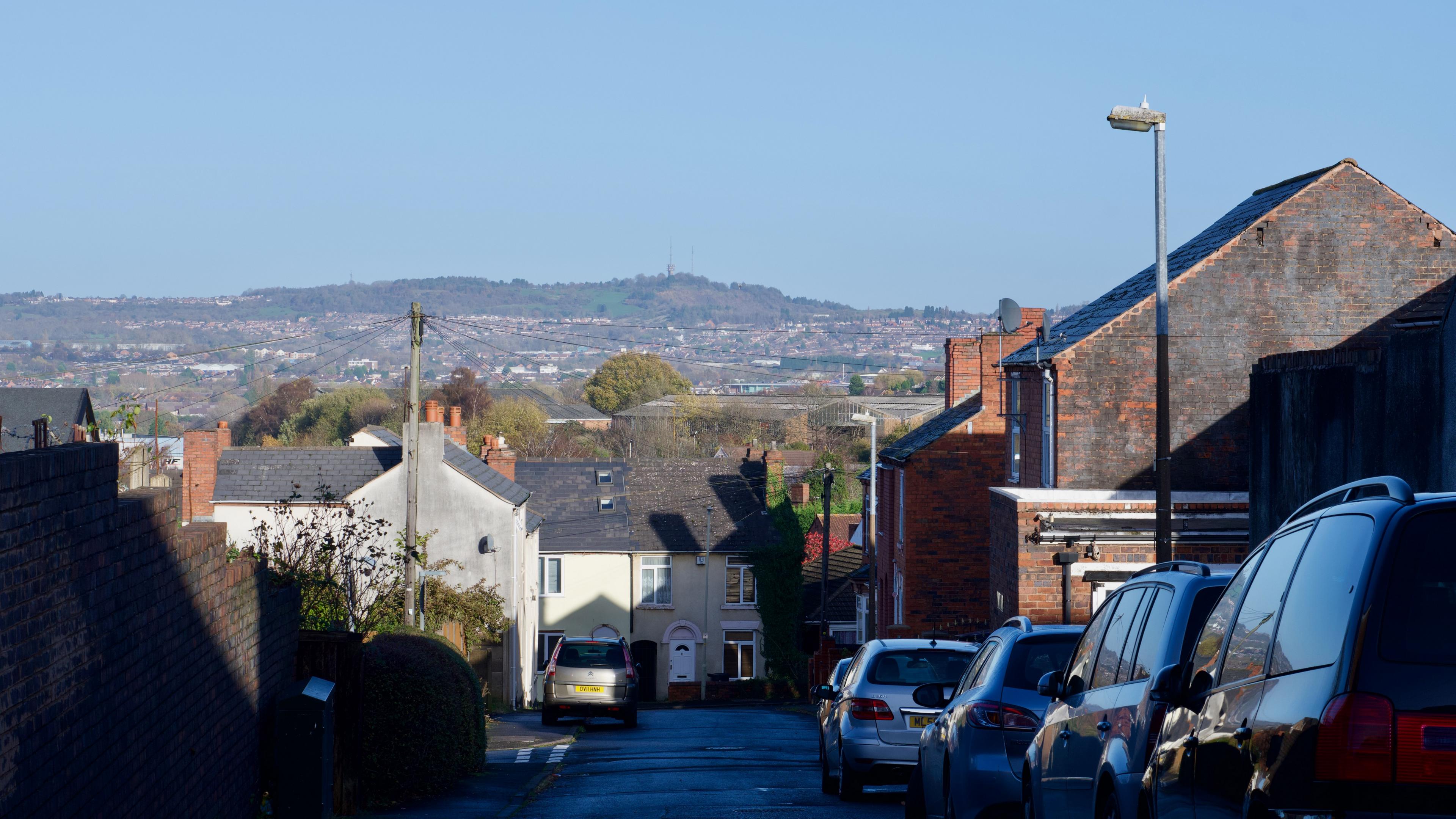 L﻿ending a helping hand in Lye - BBC News