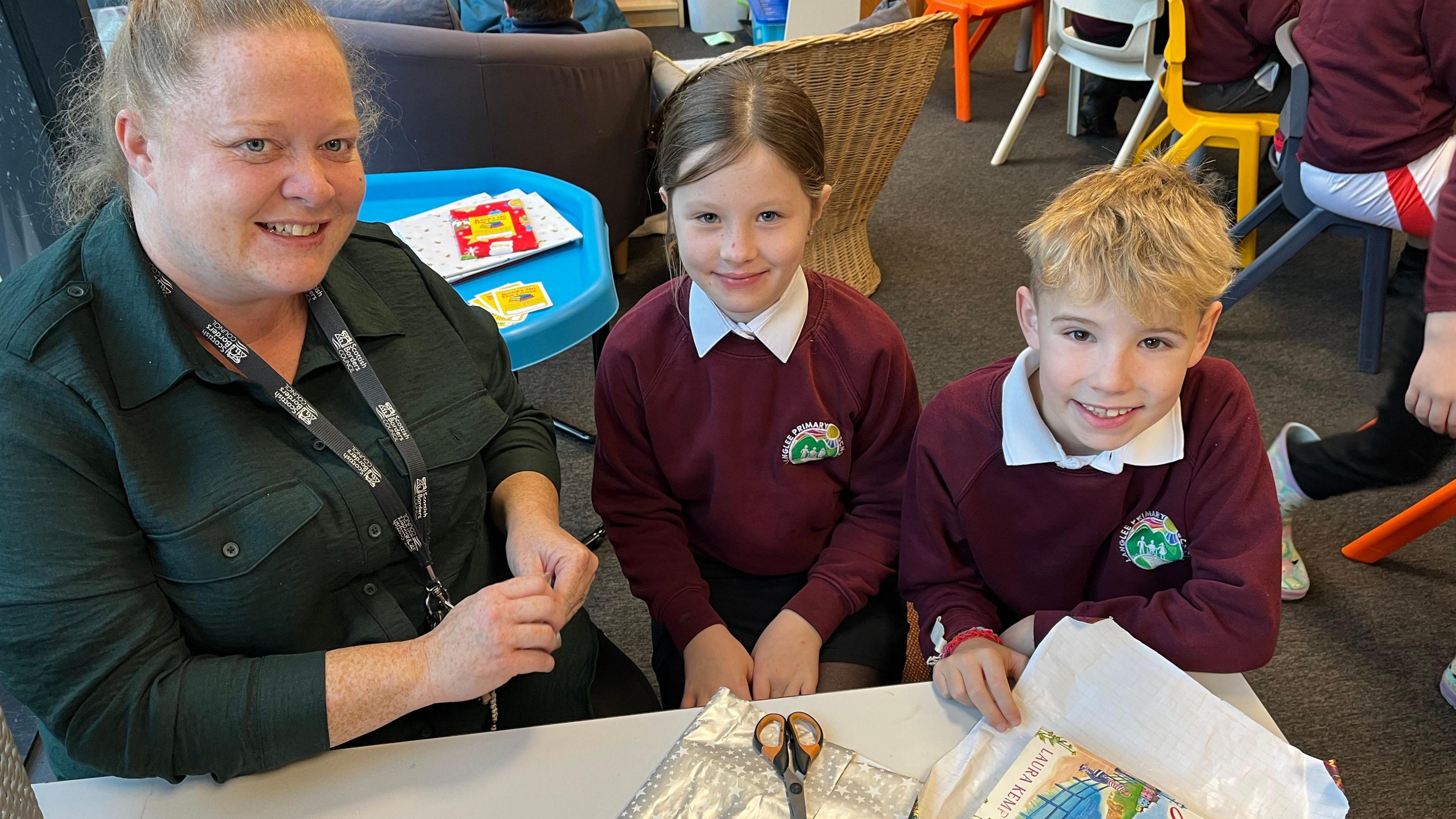 Dorset County Hospital raise funds for children's library - BBC News