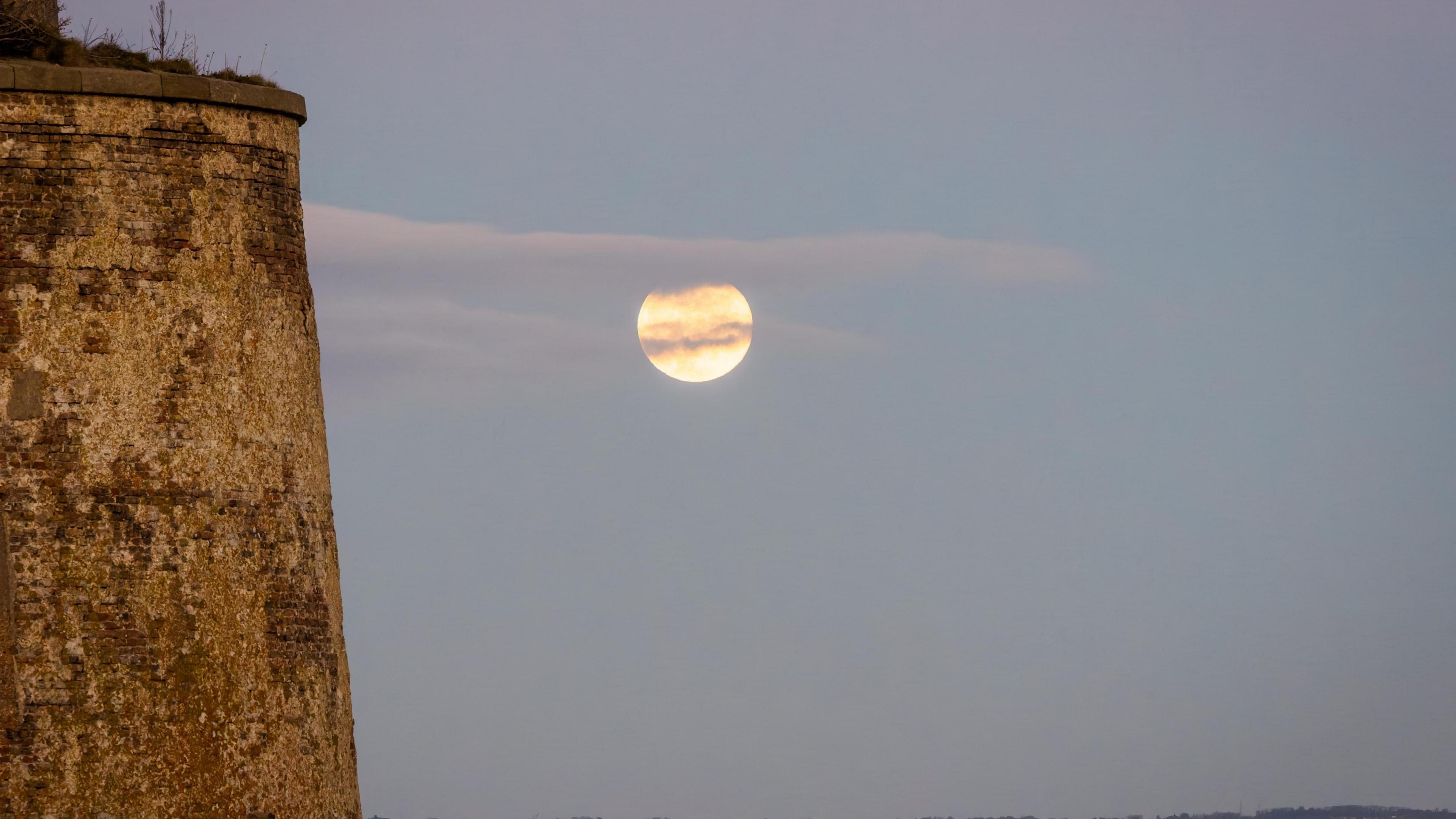 Your pictures of Saturday's Wolf supermoon - BBC Weather
