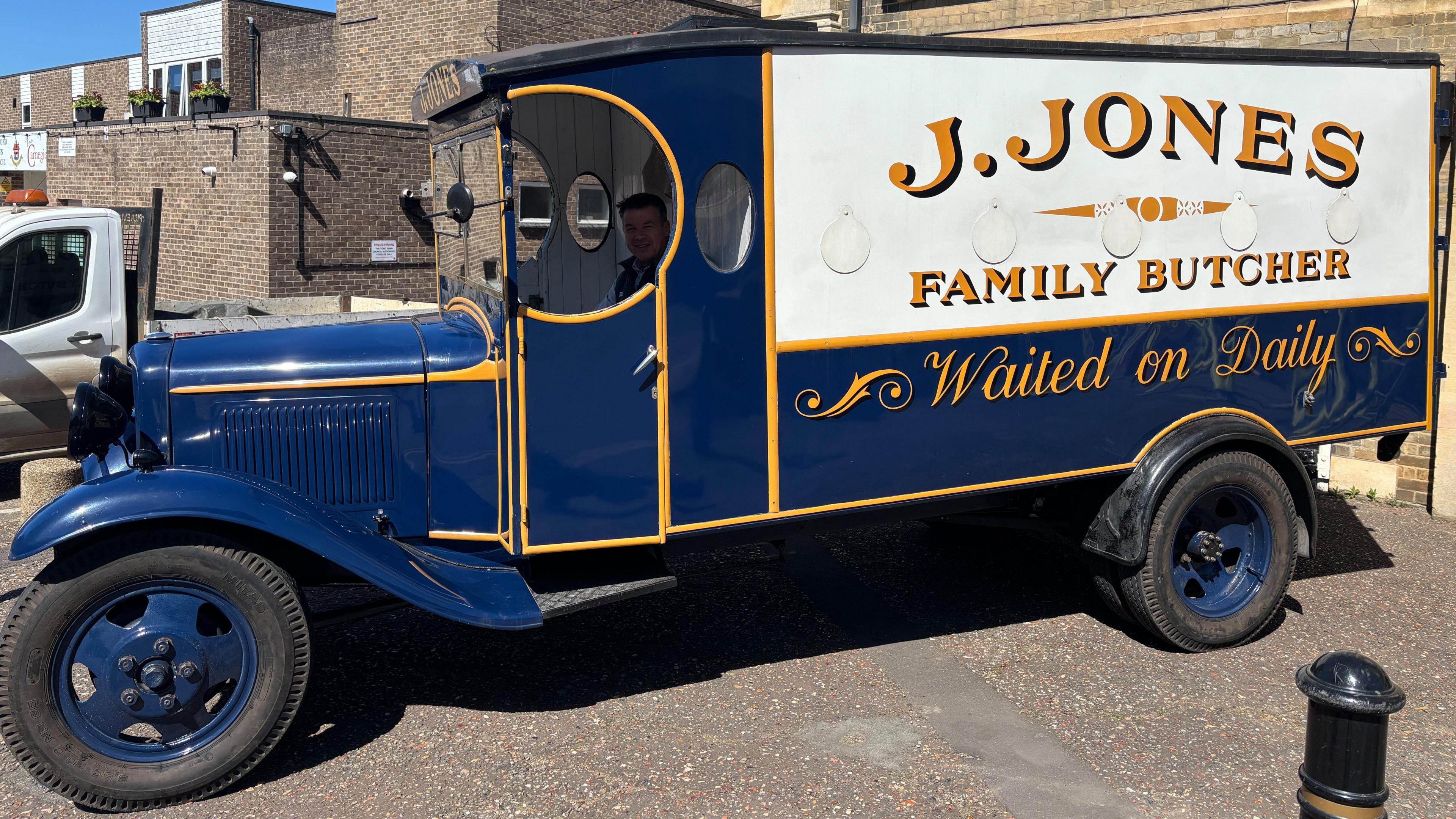 Dad's Army fans foot Jones's van repairs for Thetford museum - BBC News