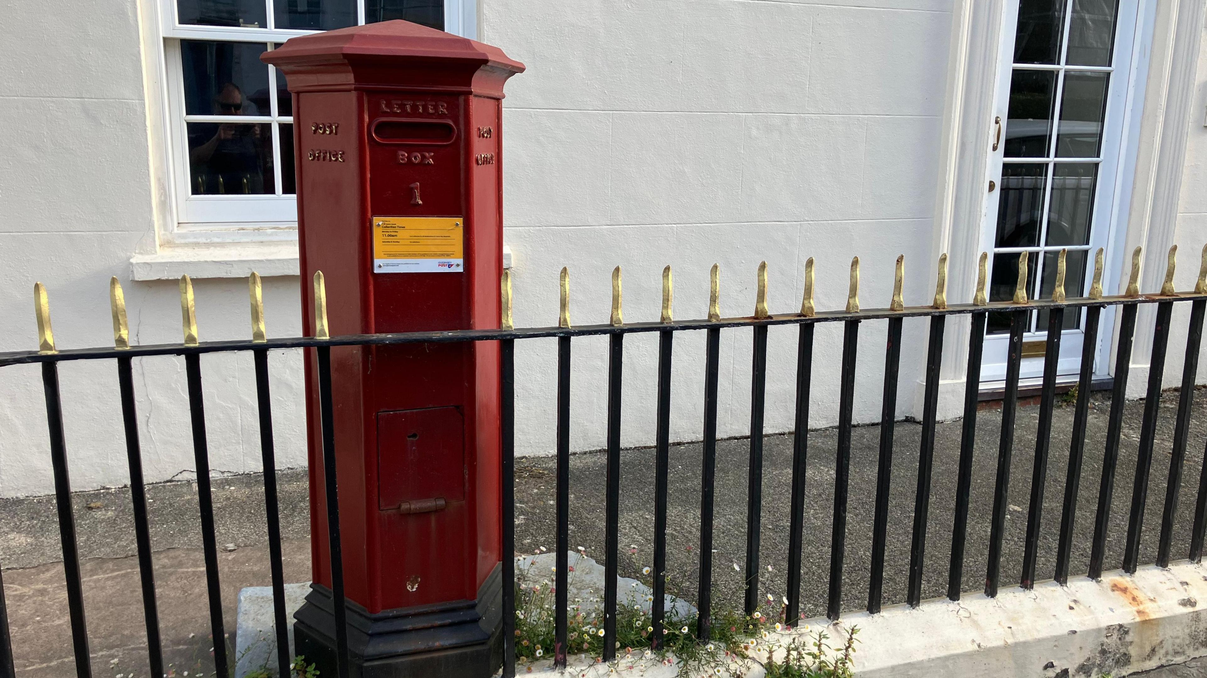 Heritage plates aim to celebrate Guernsey's postal history - BBC News