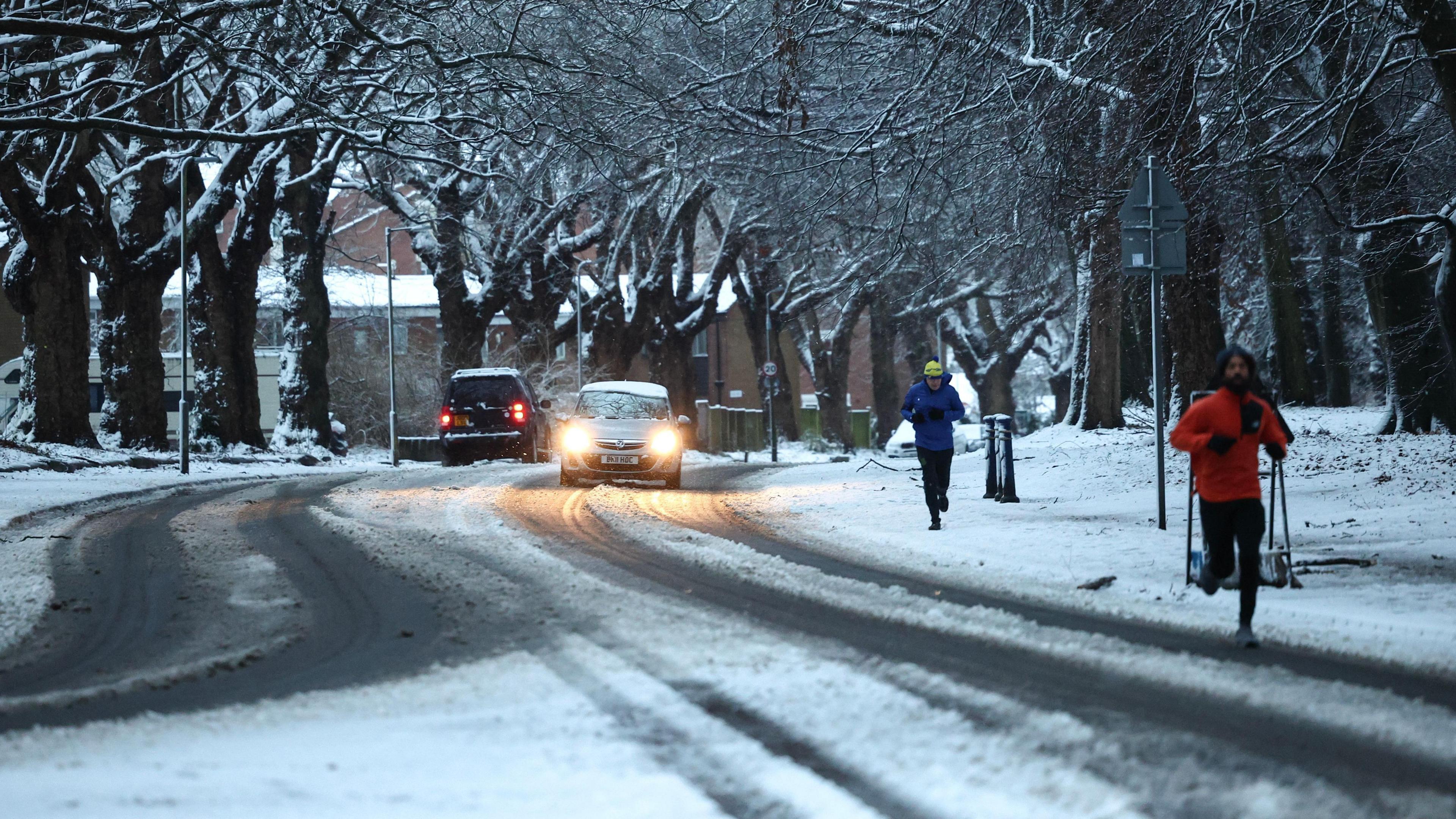 How to stay safe when driving in the snow and ice - BBC News