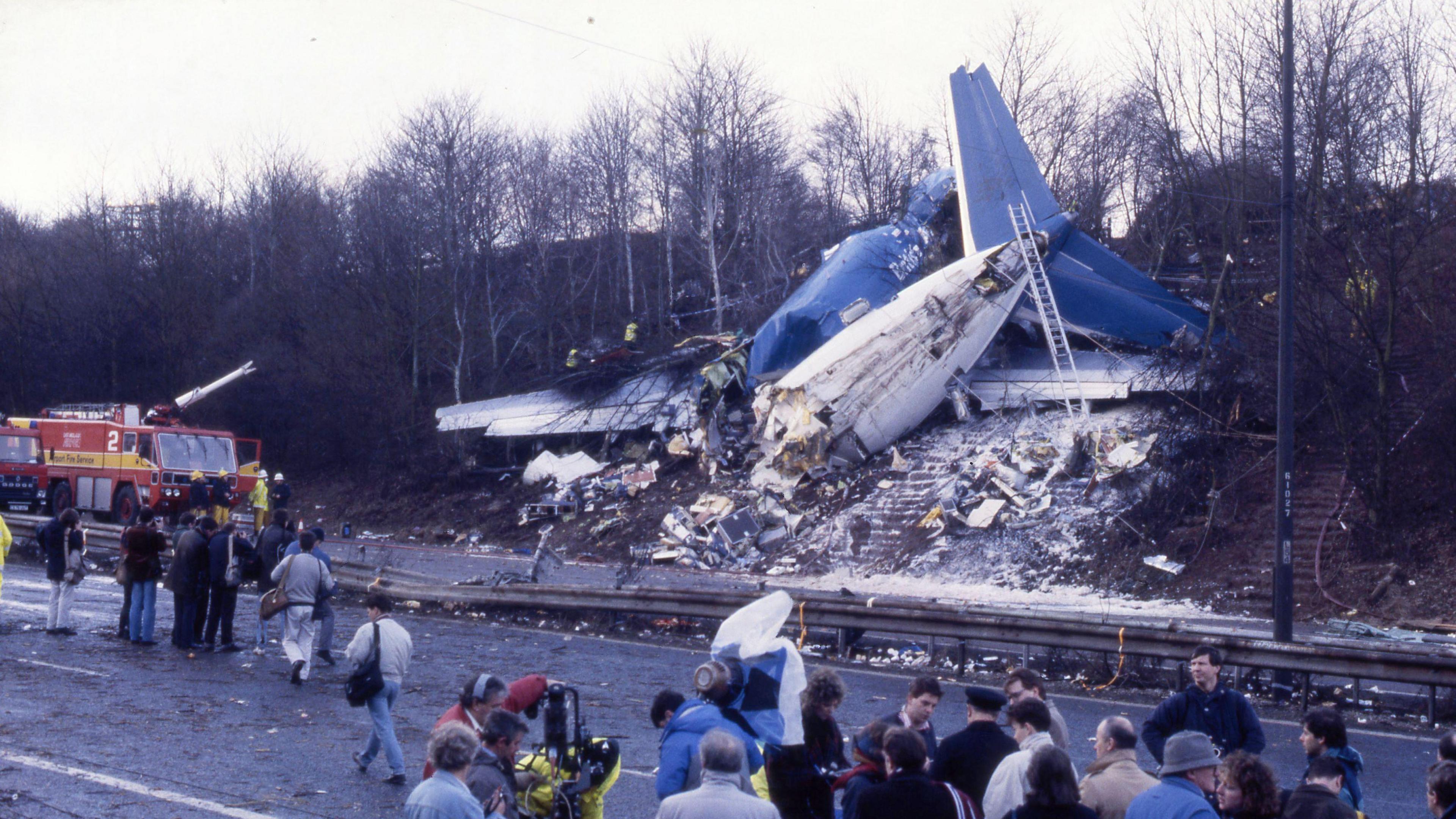 Kegworth air disaster medic 'still sees wreckage' - BBC News