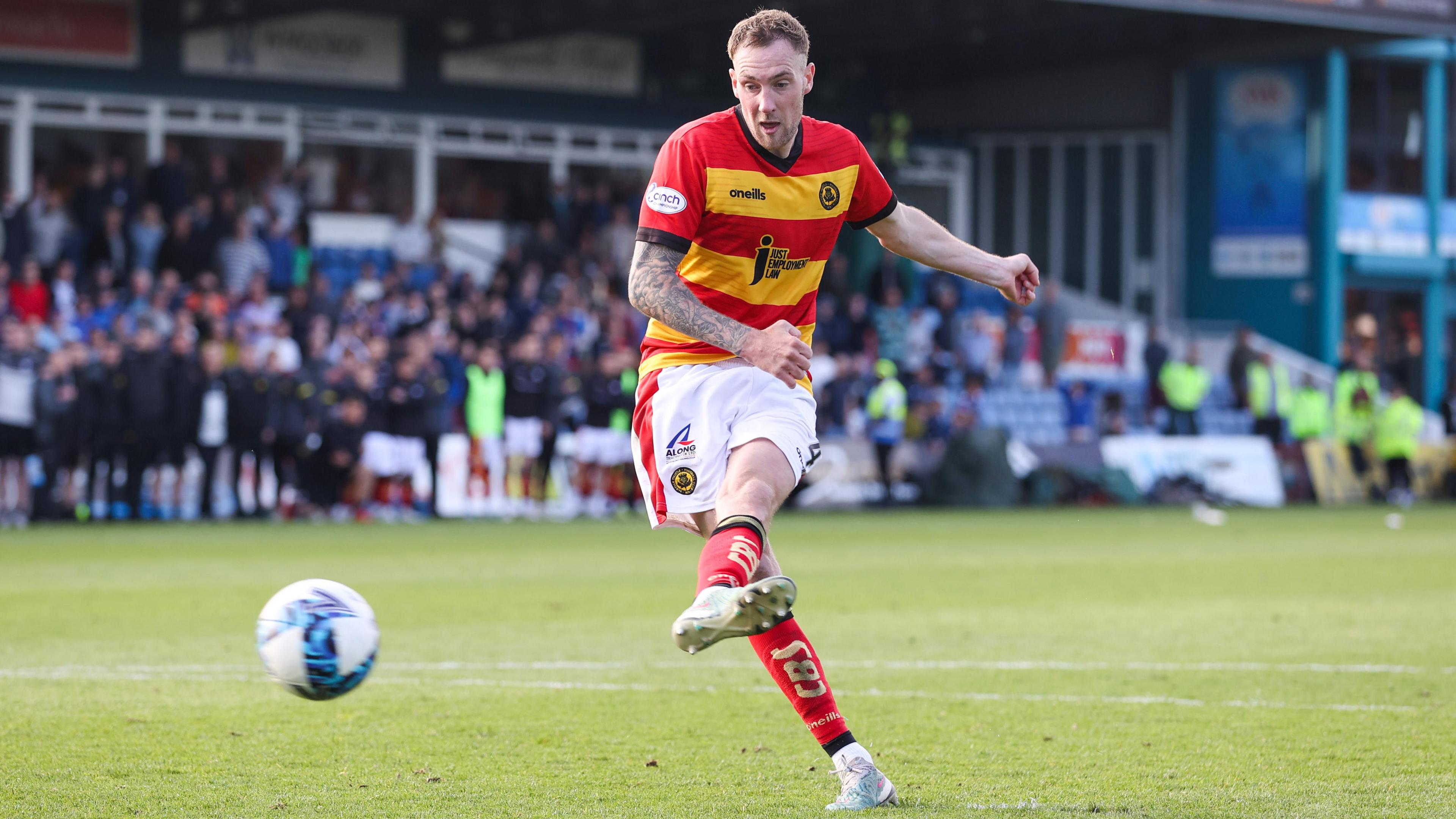 'Fantastic & experienced' Holt becomes Dundee Utd's third summer ...