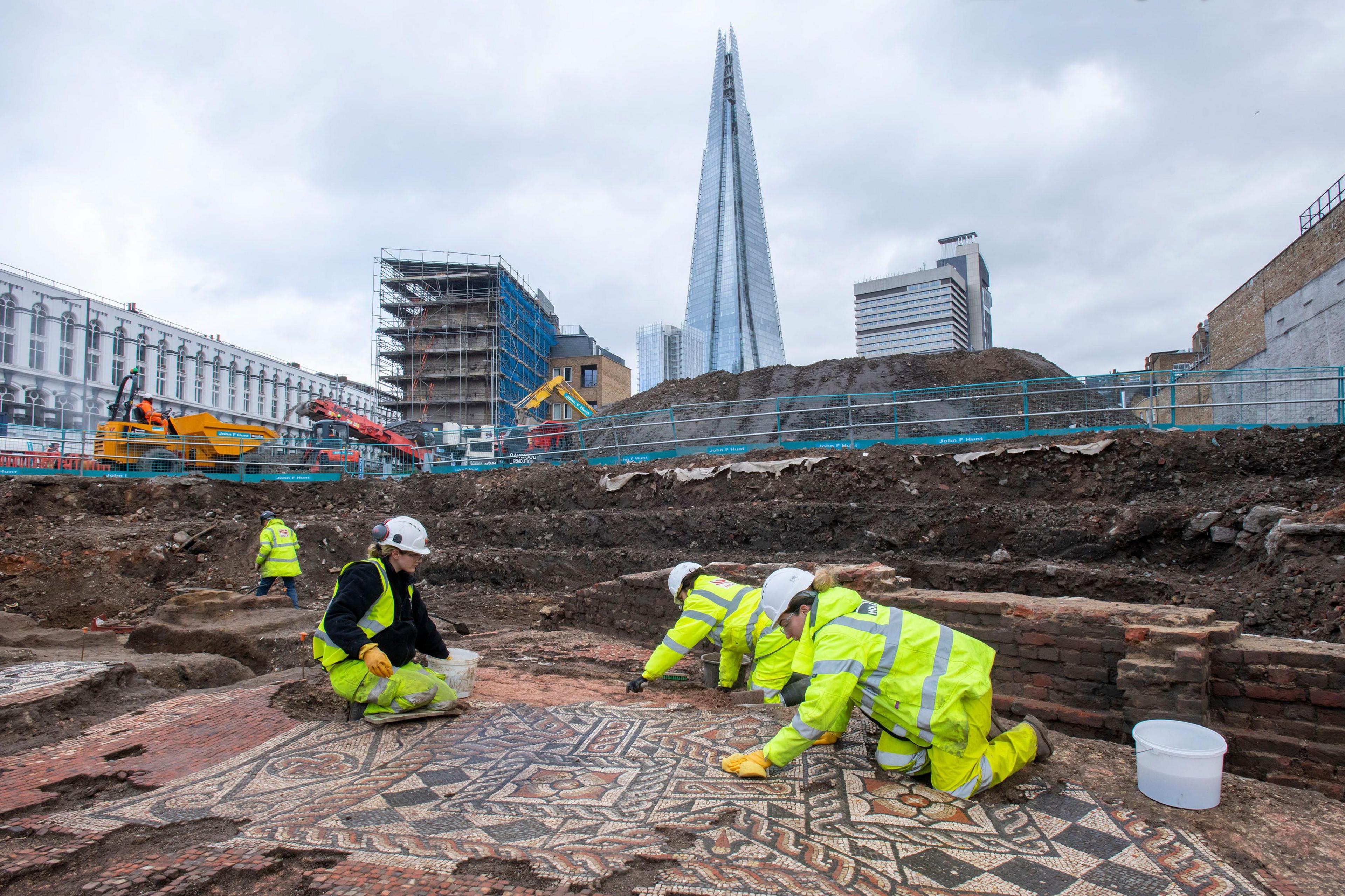 Roman Britain: Sifting through remains in the 'London lasagne' - BBC News