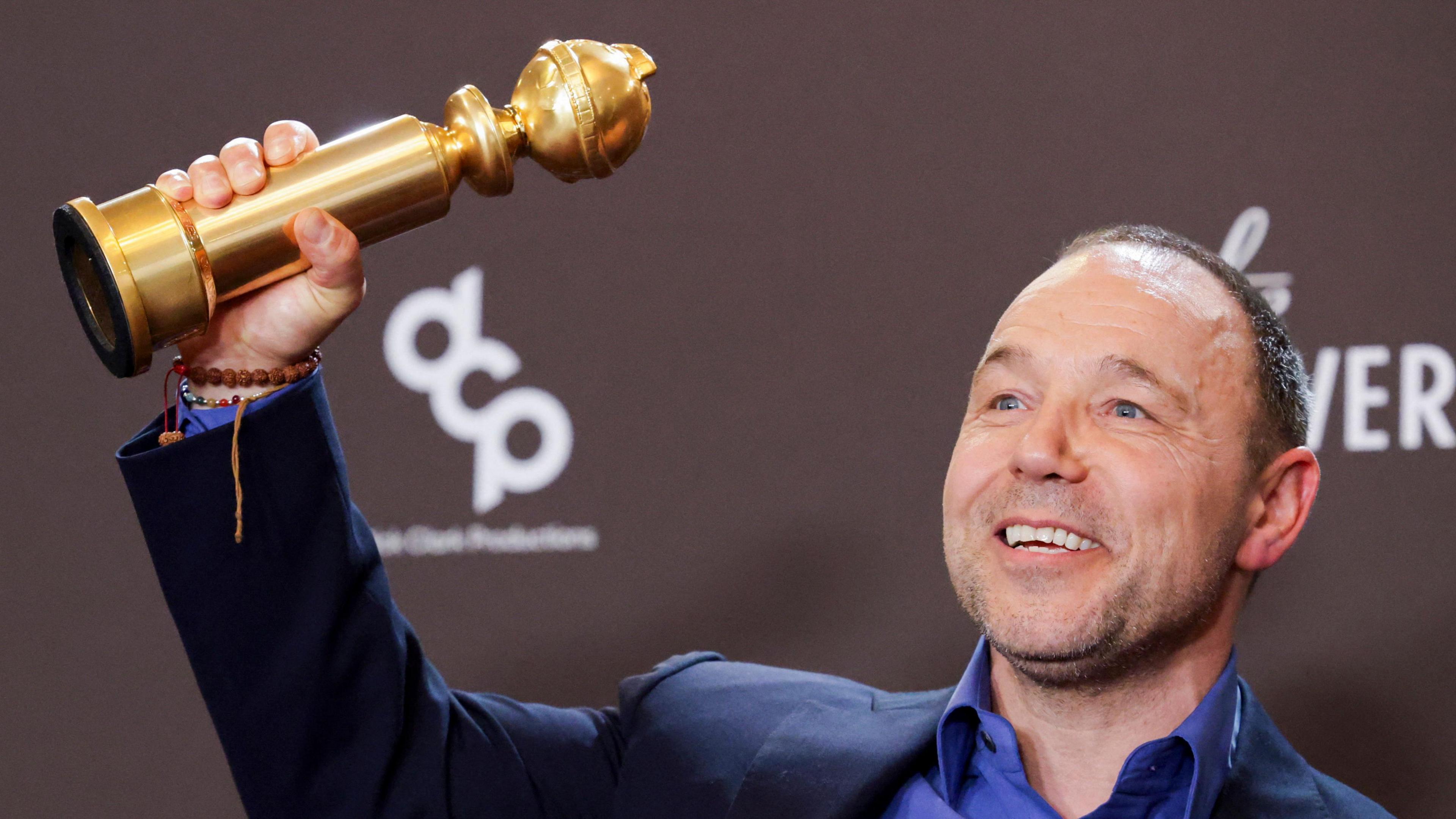 Stephen Graham urges 'every kid from Kirkby' to dream - BBC News