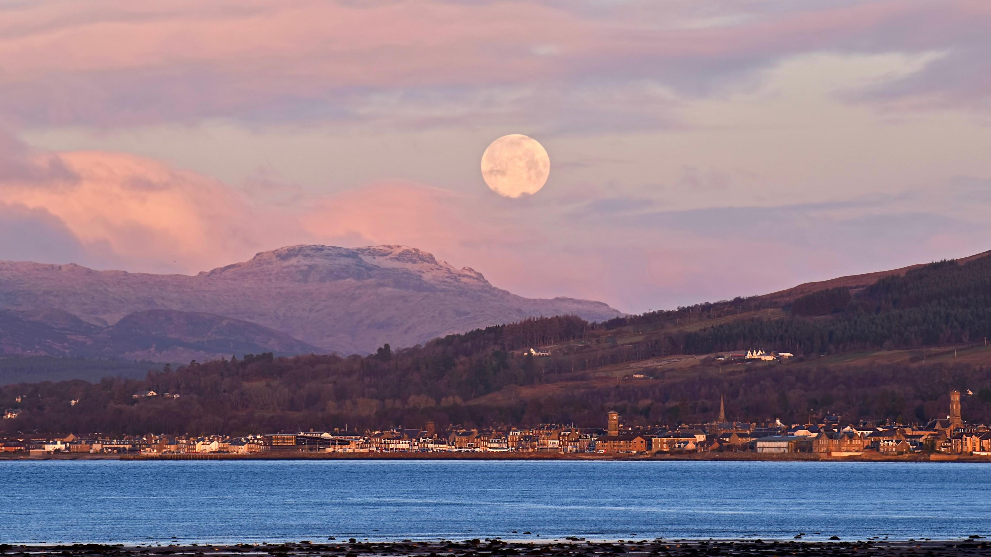 January 2026 full Moon: How and when to see the Wolf supermoon - BBC ...