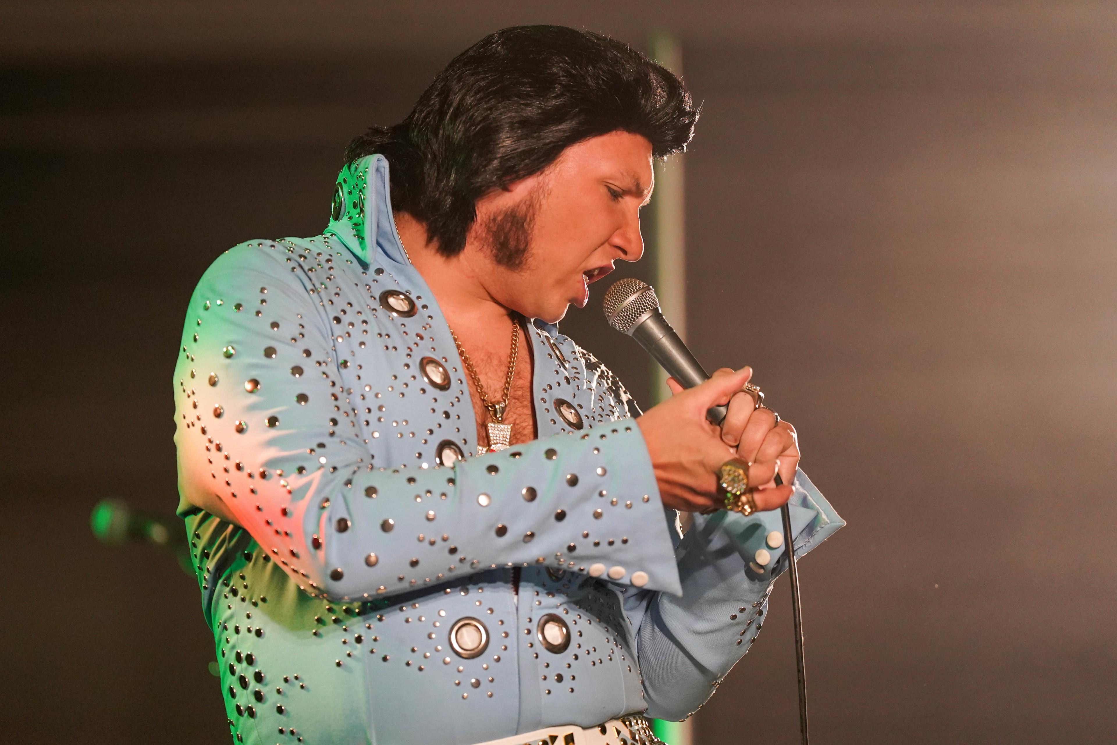 Elvis tribute acts bang out the hits in Birmingham - BBC News