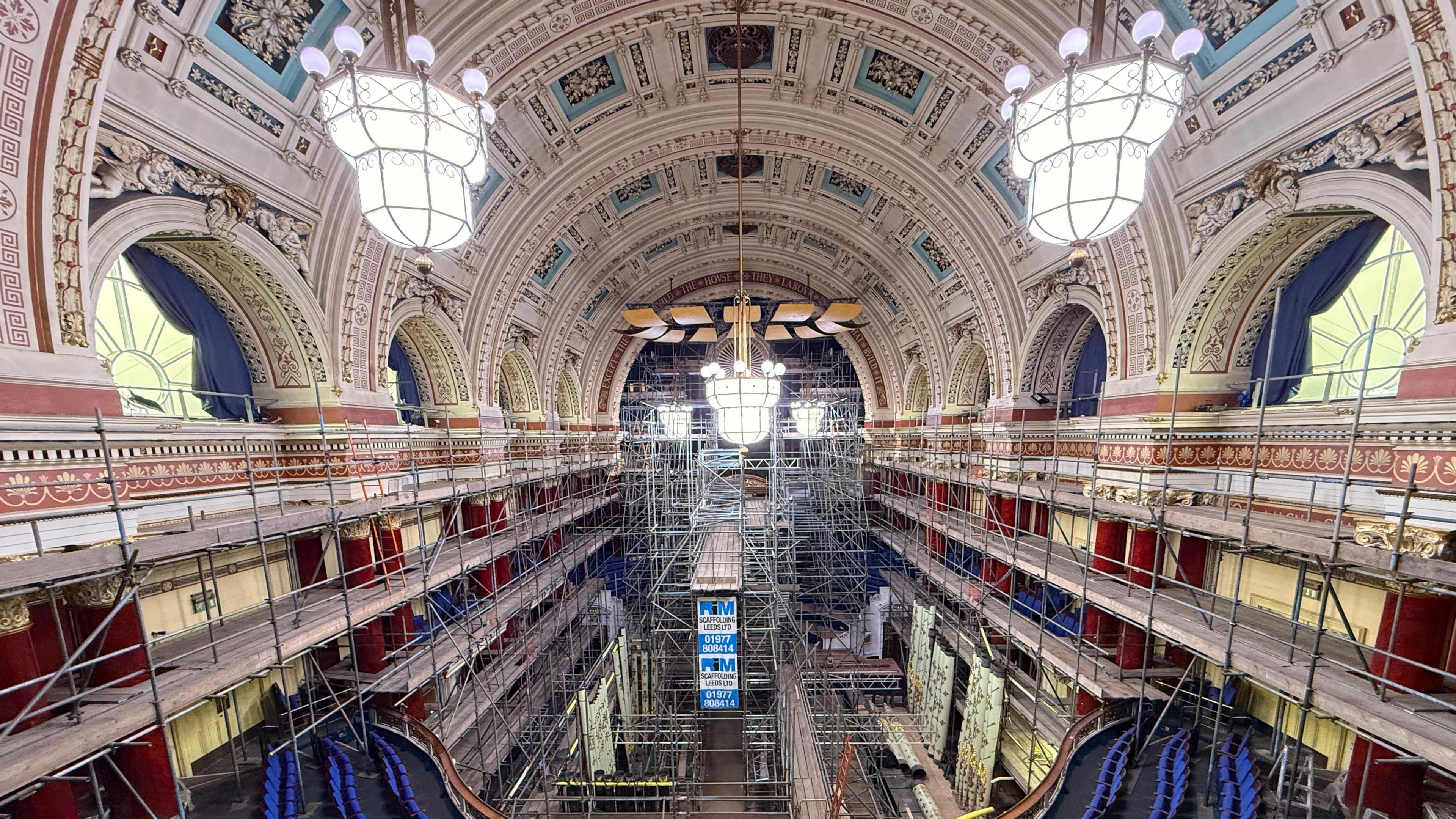 WW2 bomb damage uncovered during Leeds Town Hall work - BBC News