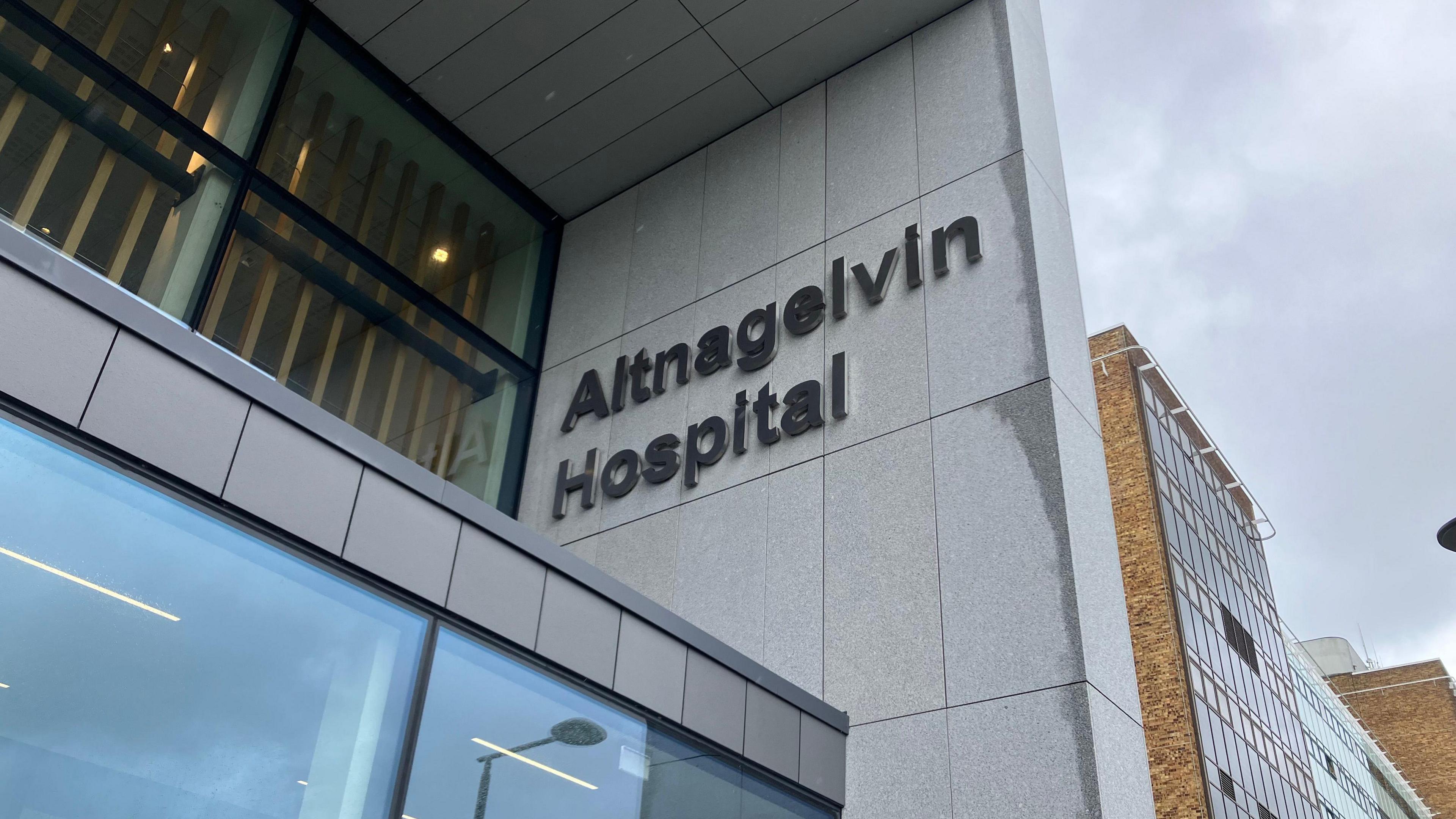 Altnagelvin: Patients remain without tap water after burst pipe - BBC News