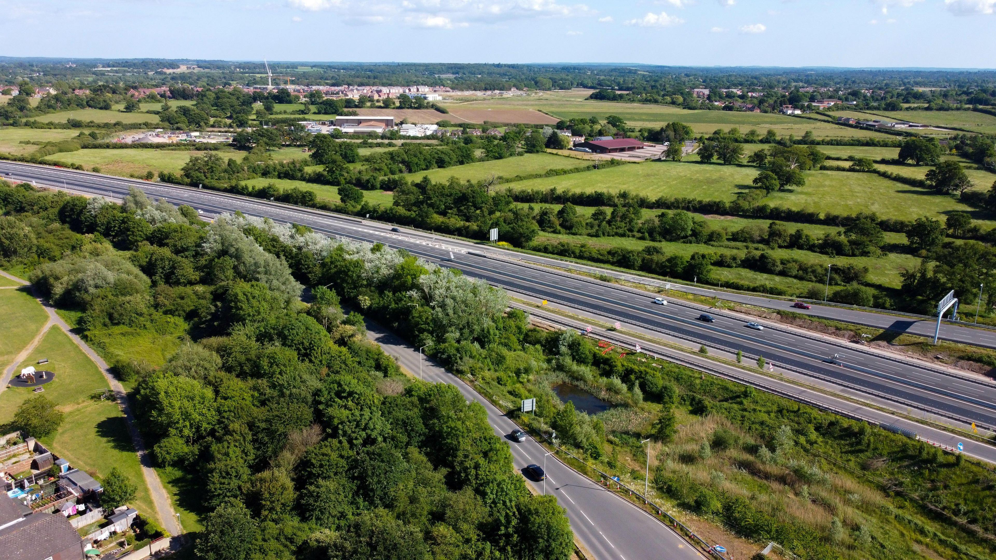 M4 closed near Reading partly reopens after police chase crash - BBC News