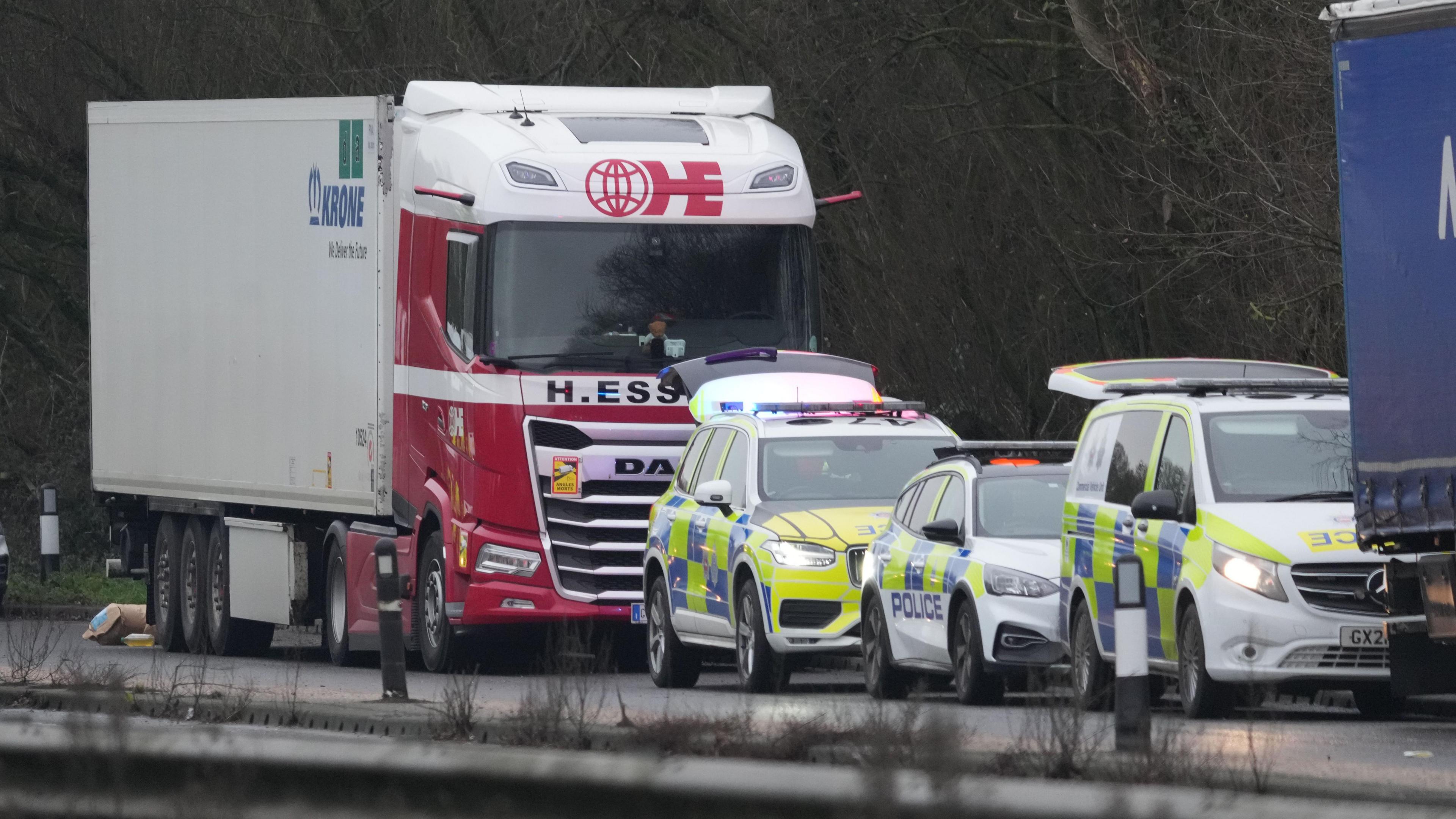 Arrests as alleged illegal migrants found in lorry near Arundel - BBC News
