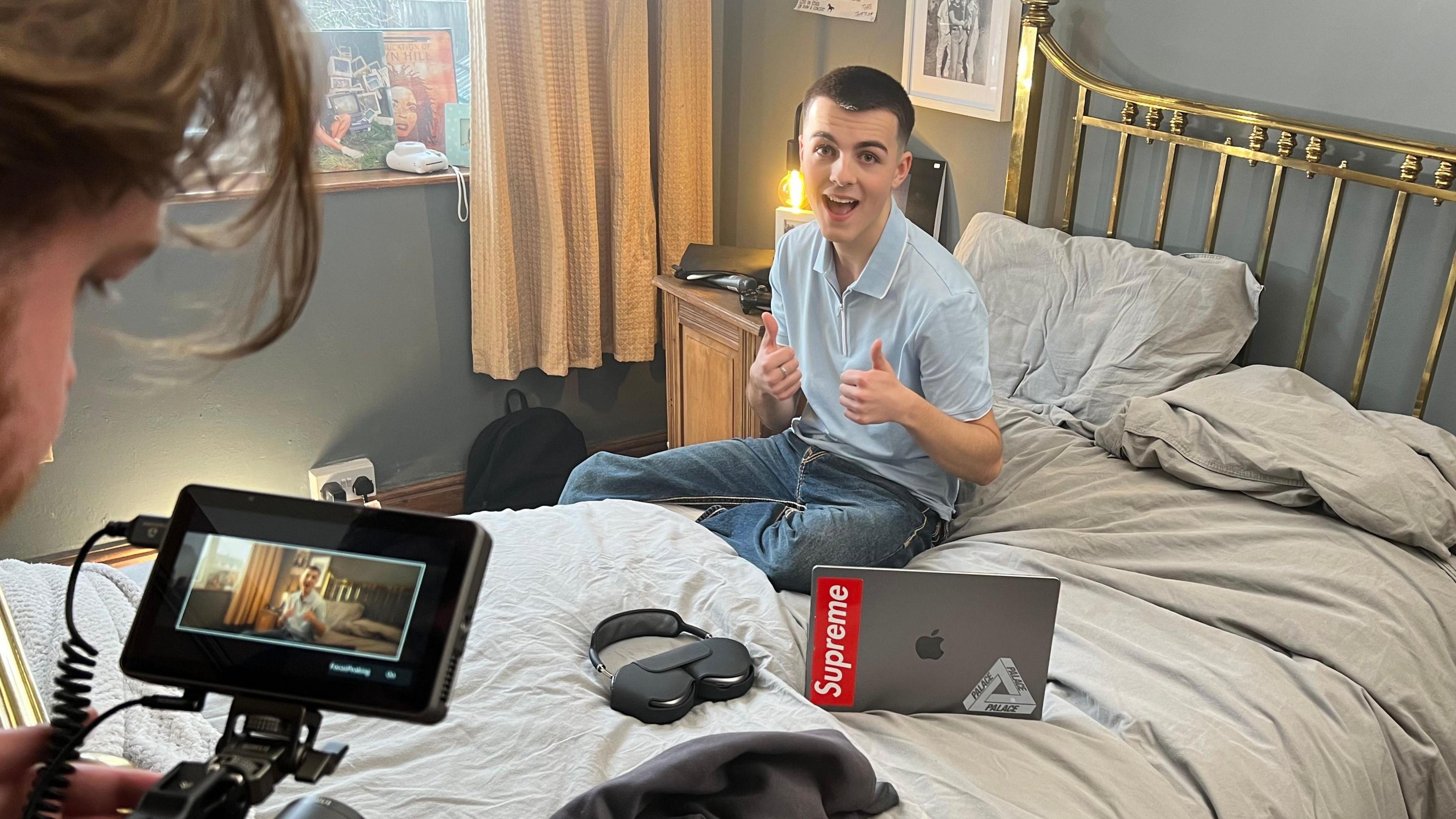 Absnt Mind singer returns to Derby nan's house to film video - BBC News