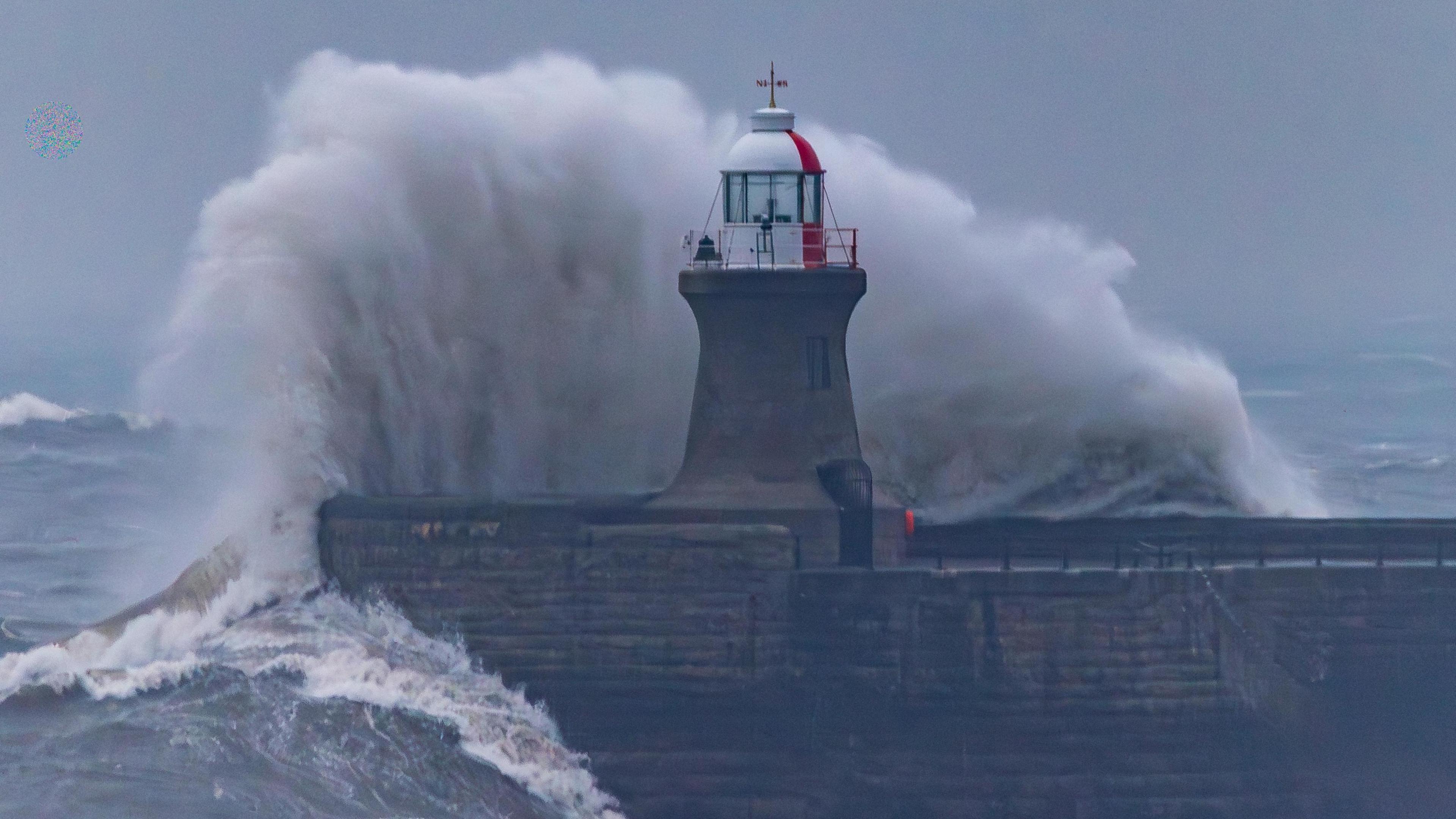 Ferocious waves strike north-east England coast - BBC News