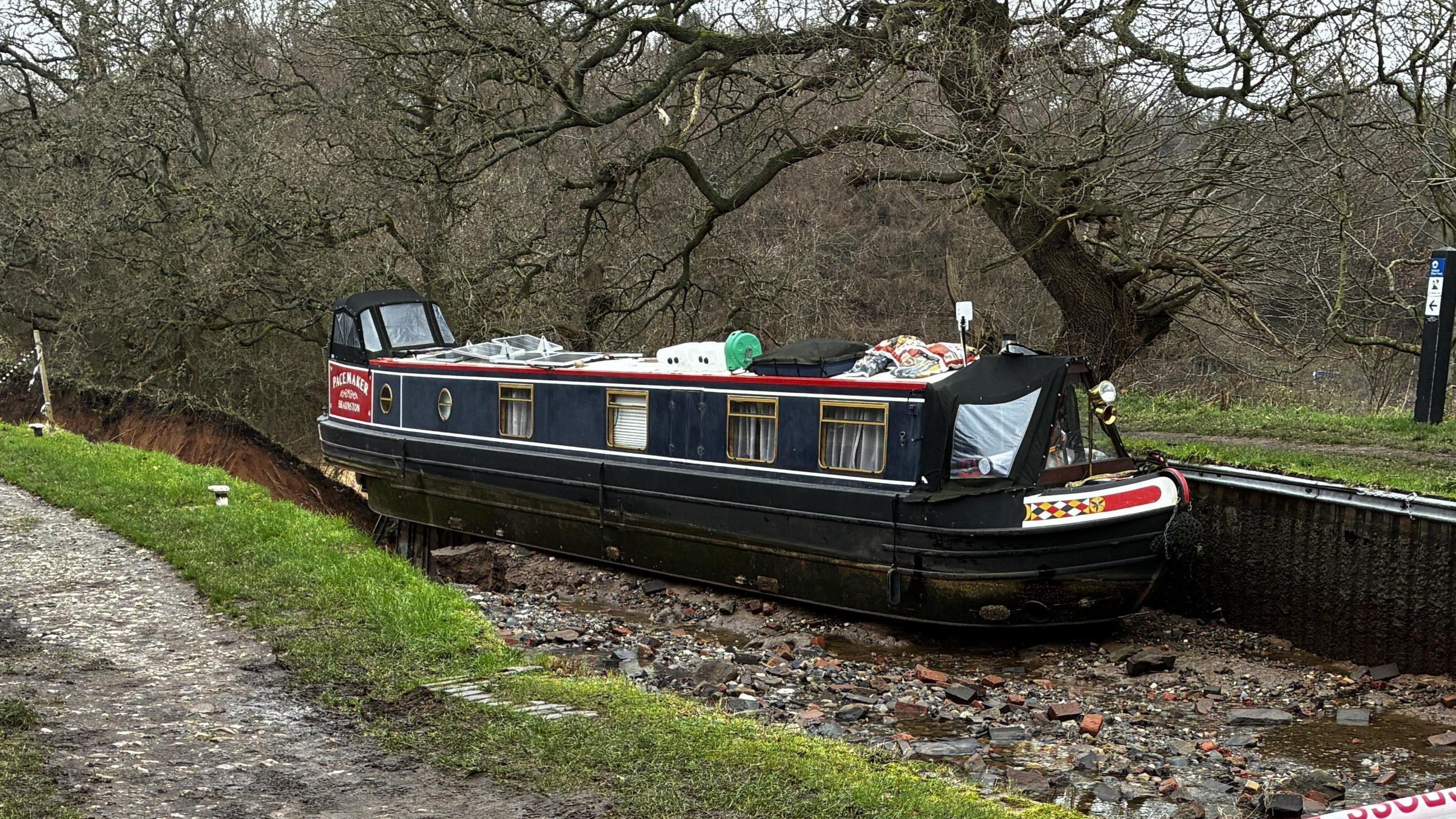 Stranded boat refloated weeks after Whitchurch canal collapse - BBC News