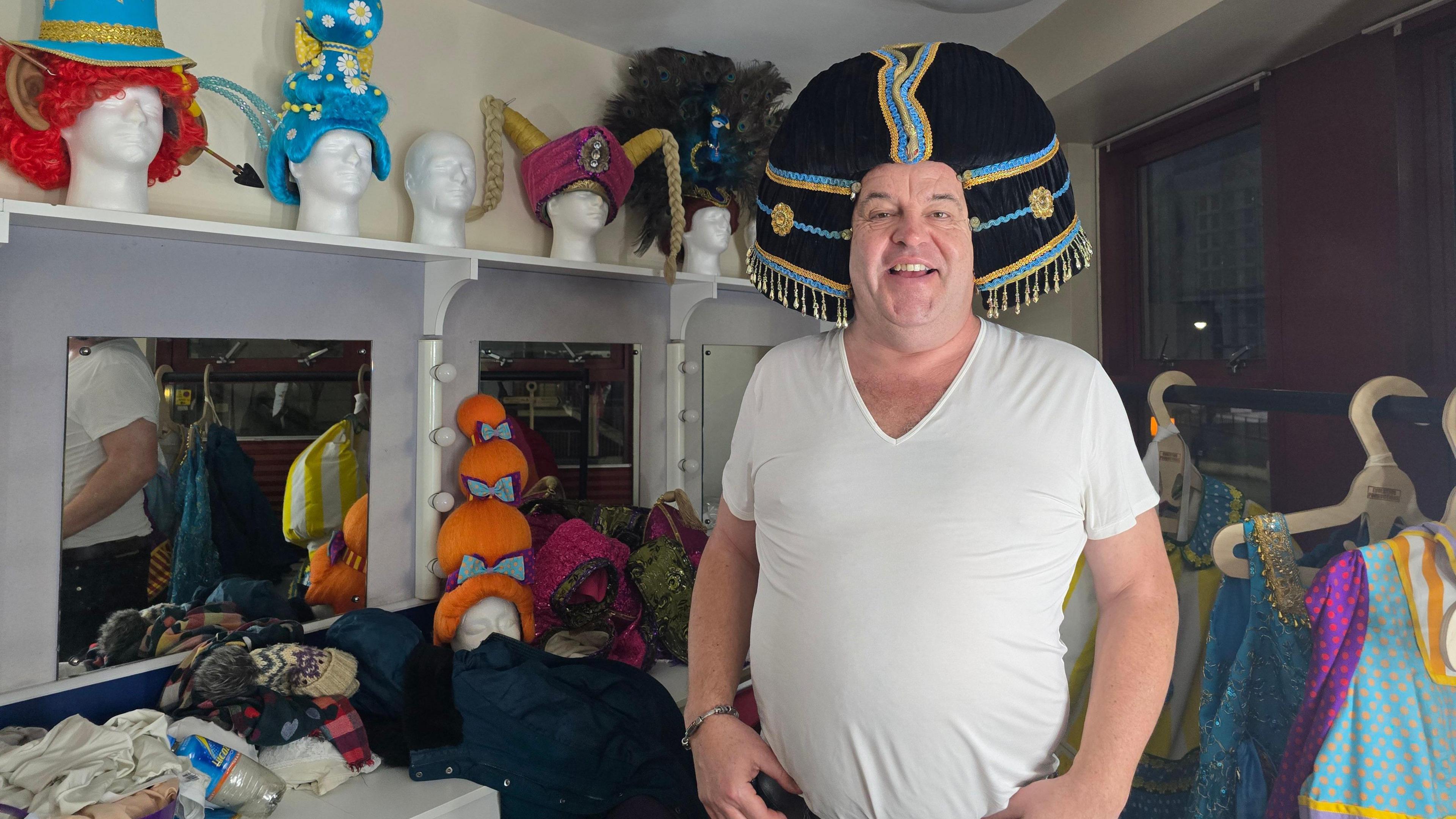 Panto Dame celebrates 1,000th Sheffield performance - BBC News