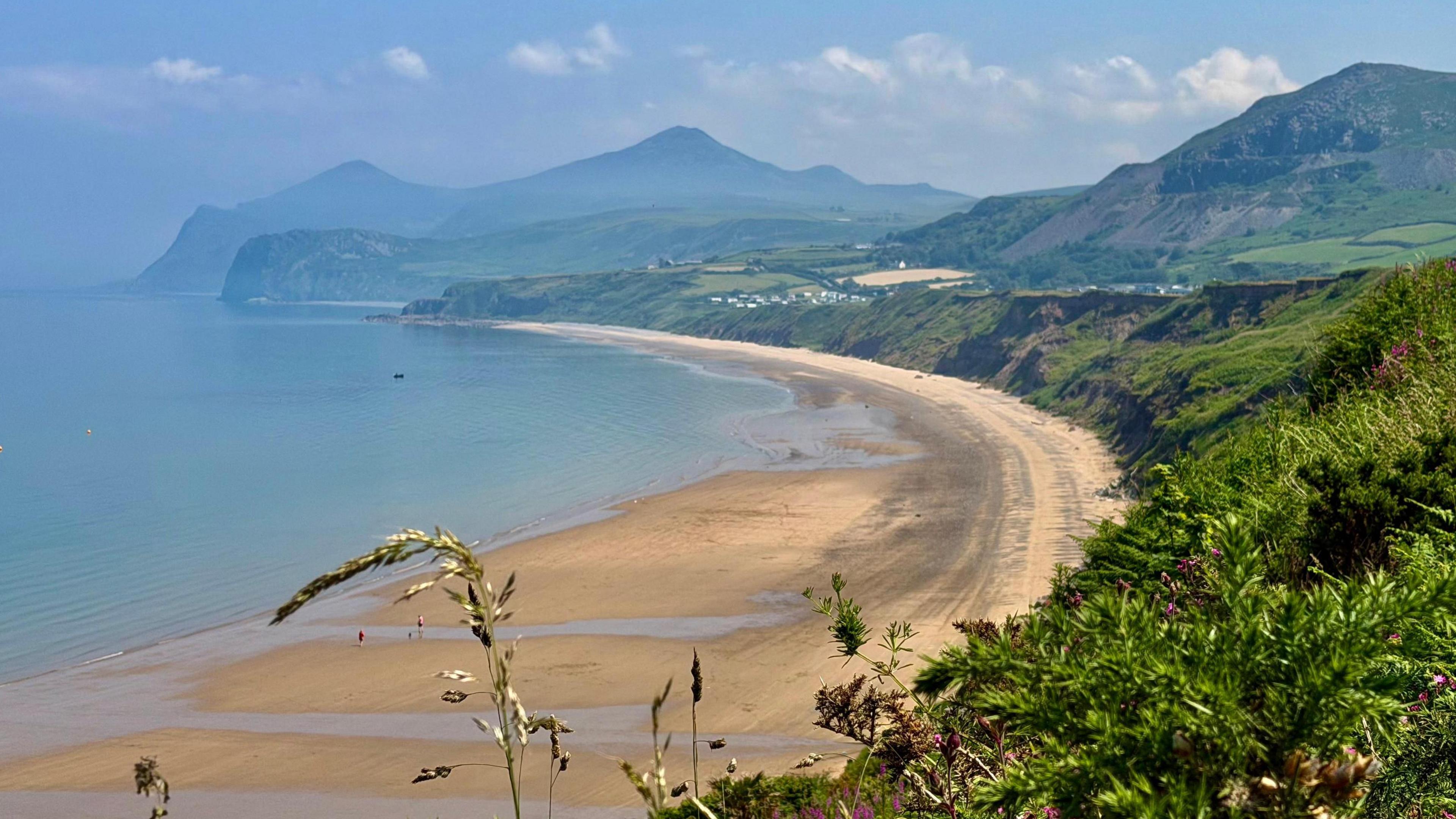 Red weather heat warning shuts schools in Wales - BBC News