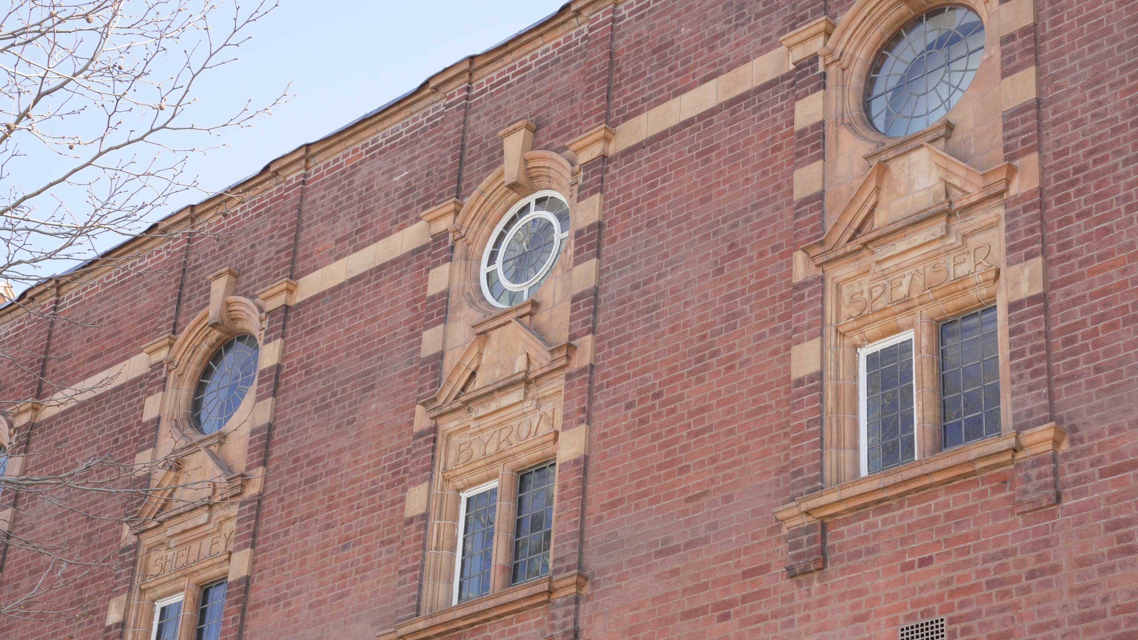 Wolverhampton Library's restored facade unveiled - BBC News