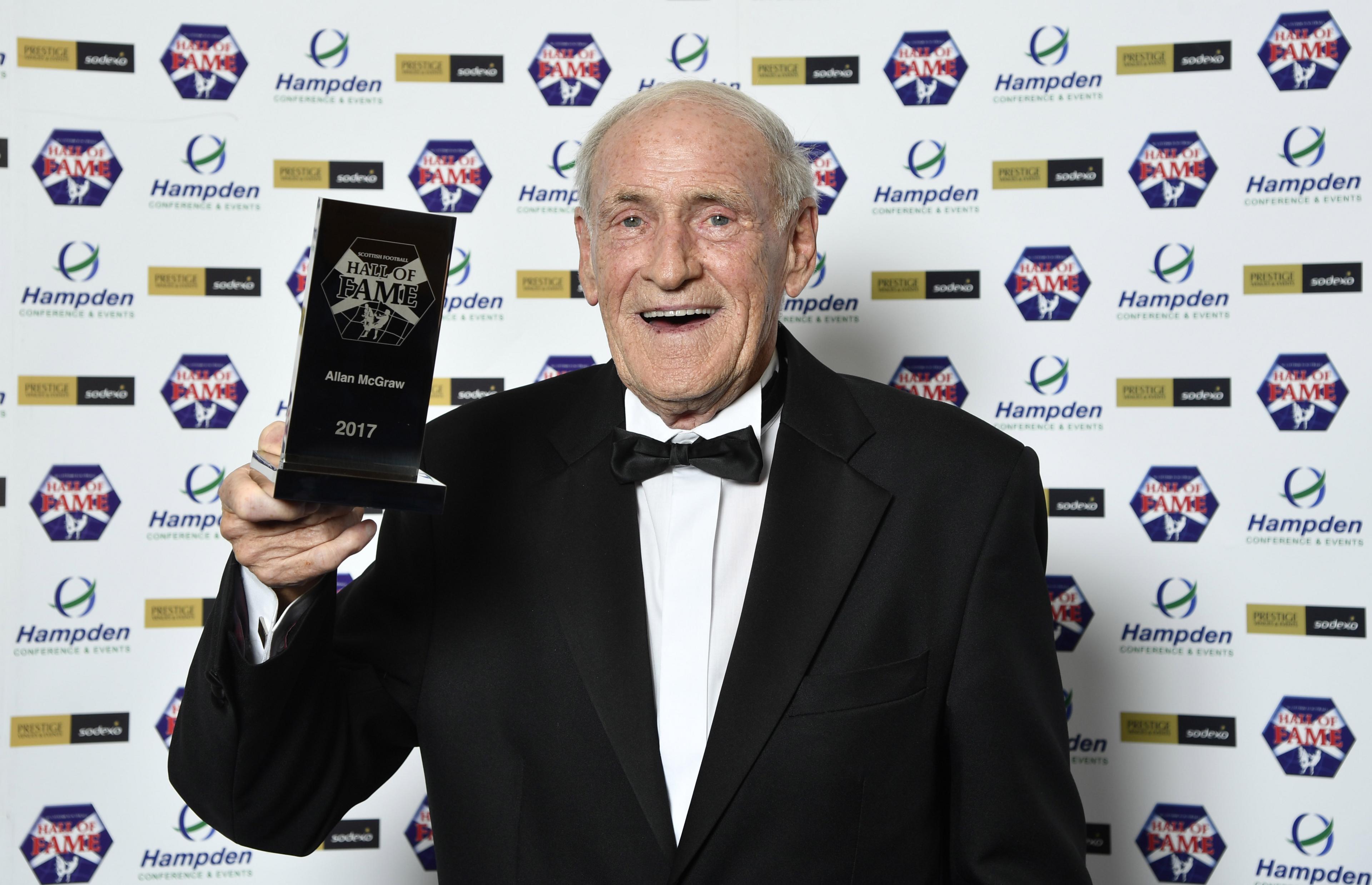 Former Hibs player McGraw dies at age 83 - BBC Sport