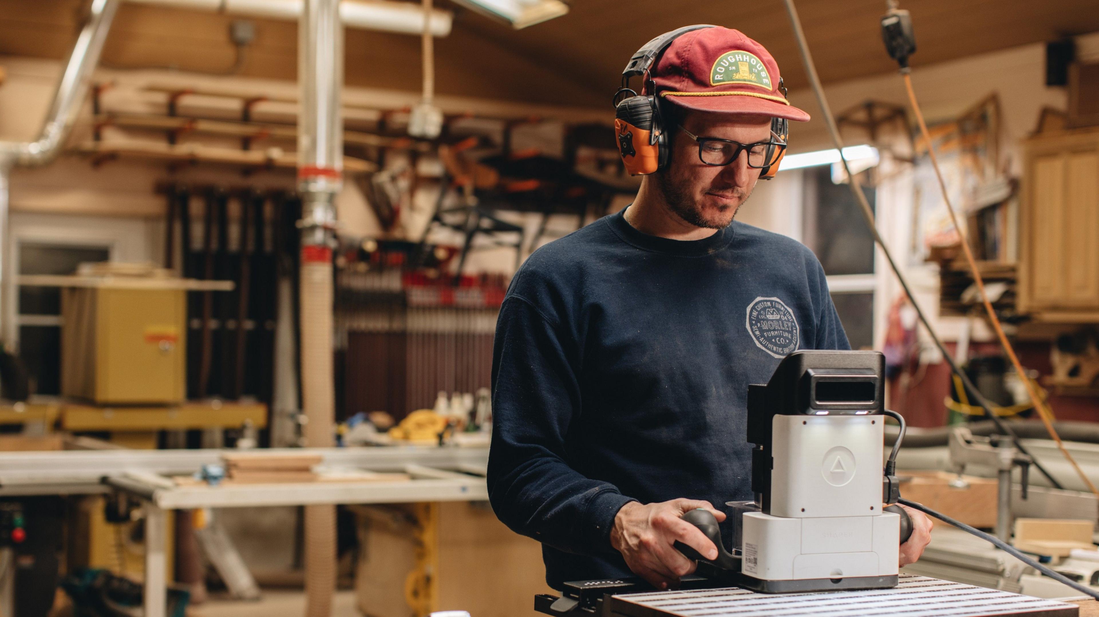Not so dusty: How tech is changing woodworking - BBC News