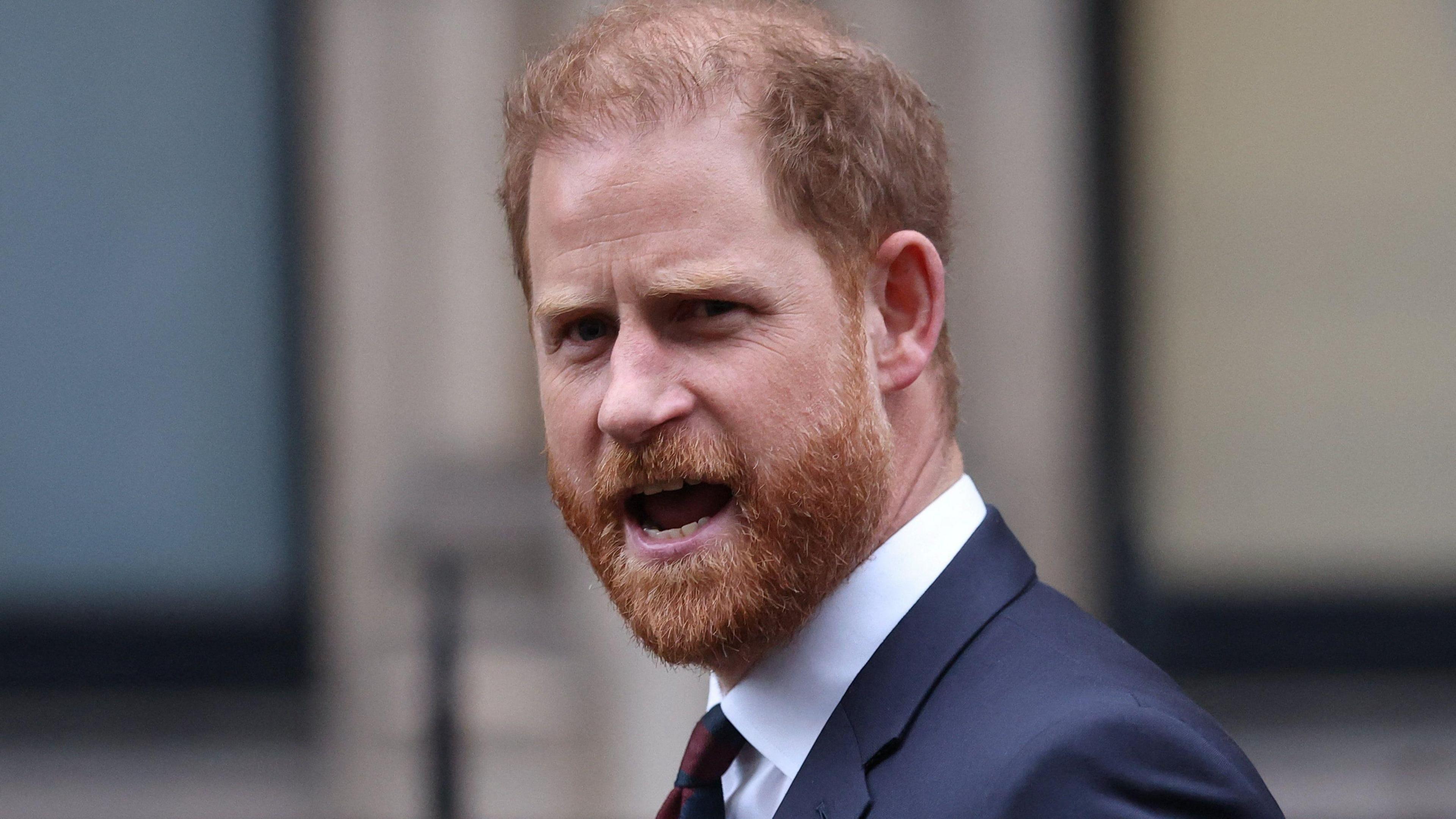 Prince Harry: Emotional exchanges as duke gives evidence - BBC News