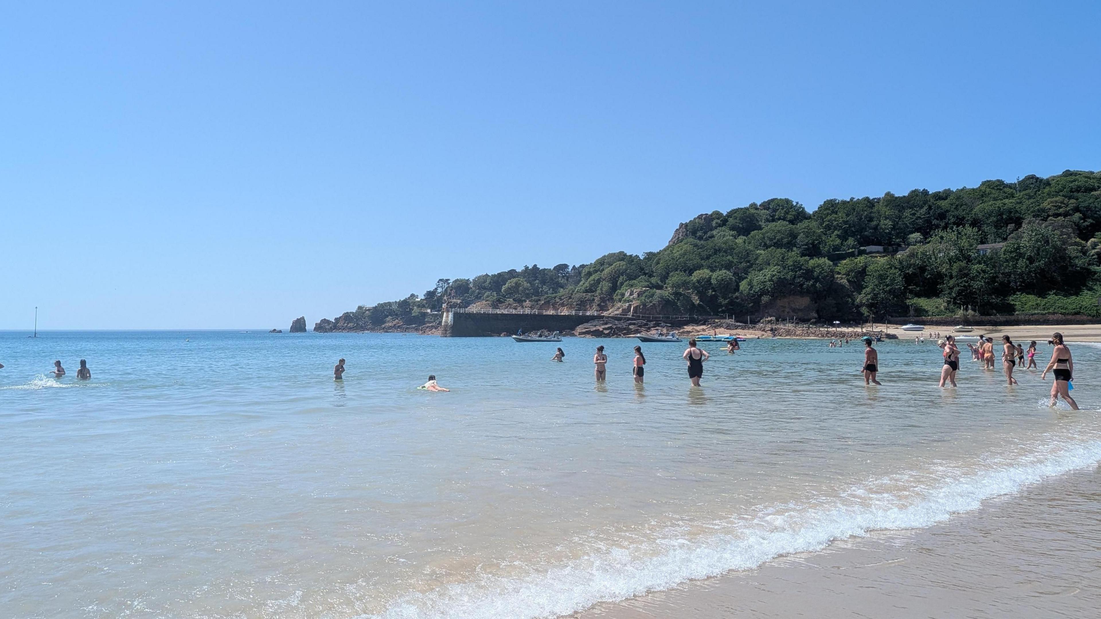 Heatwave brings record-breaking 30C Jersey weather spell - BBC News