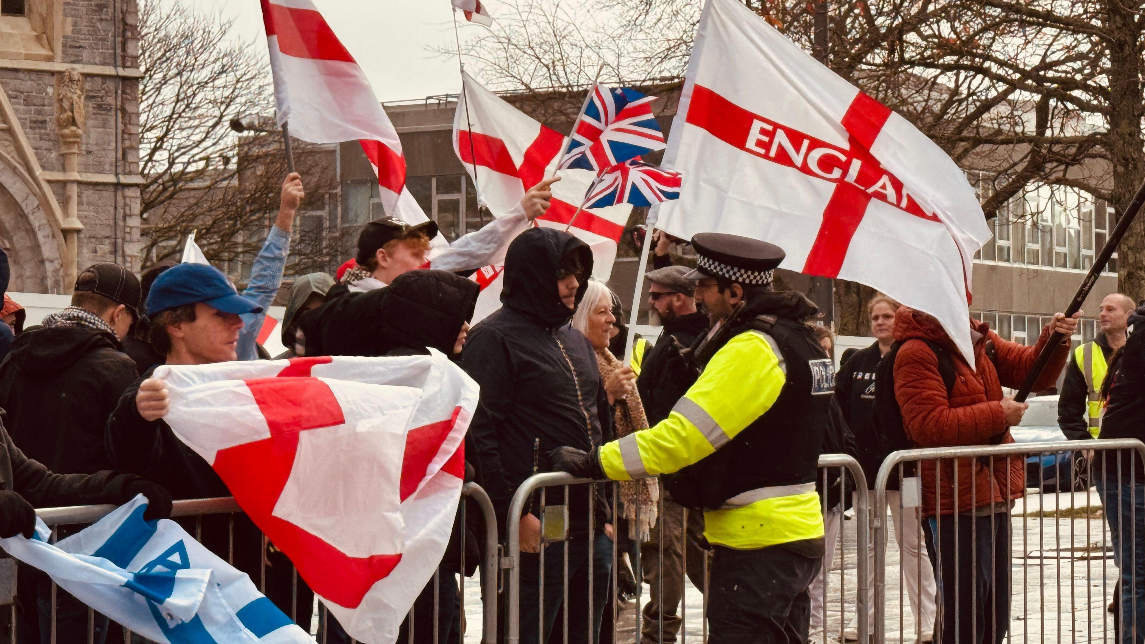 Hundreds gather as rival protests begin - BBC News