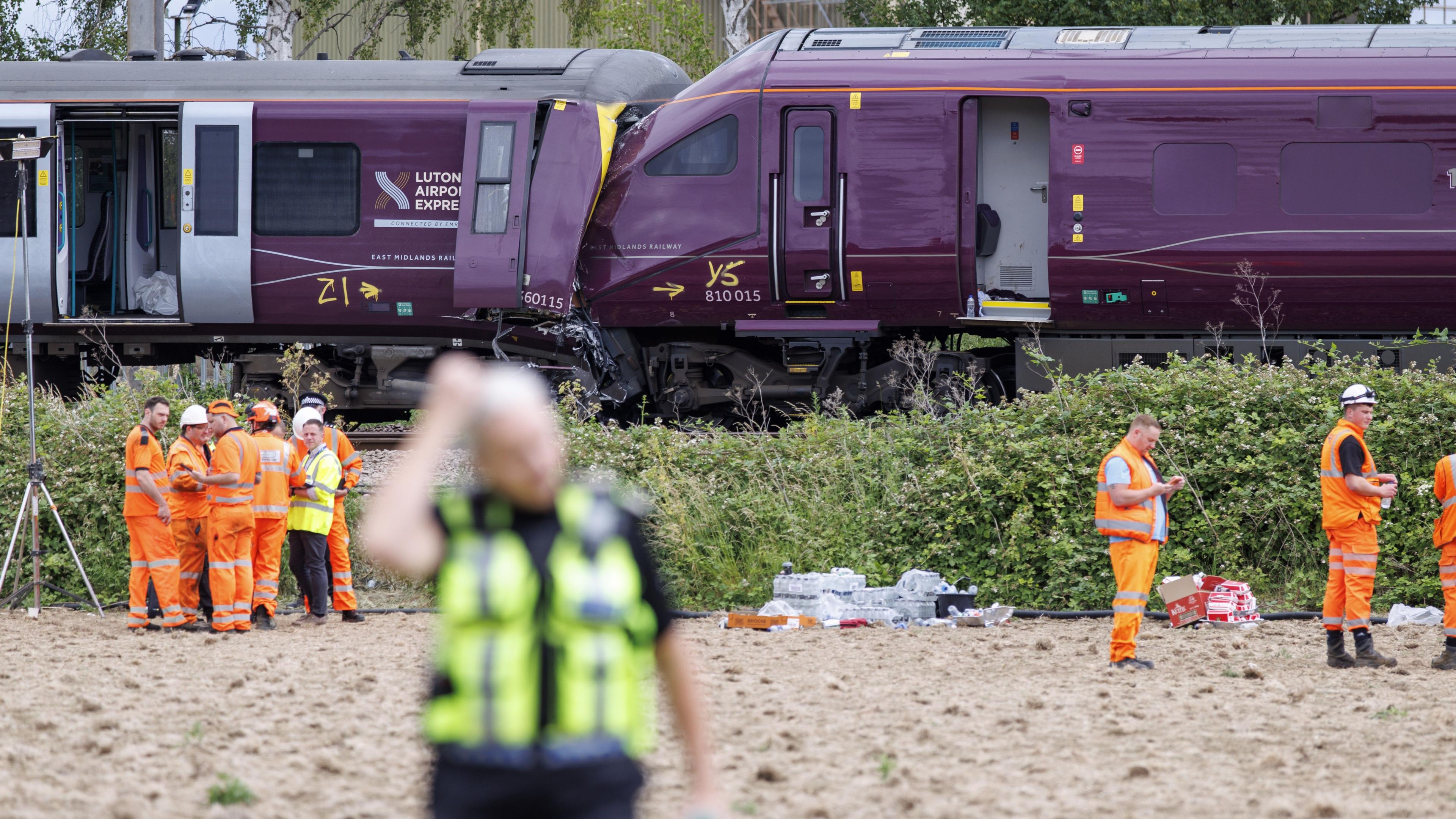 Nine people critically injured in fatal Bedford train crash - BBC News