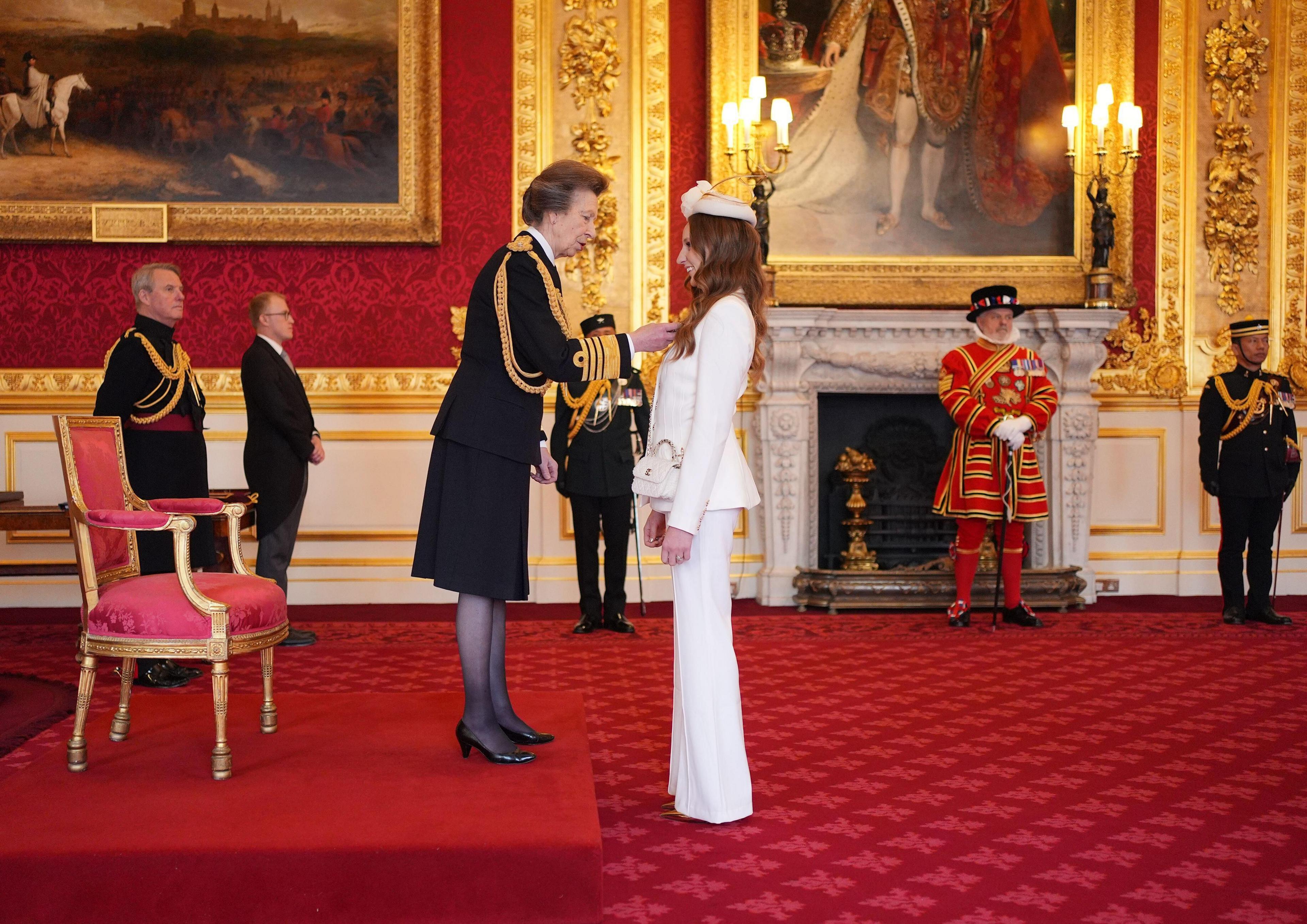 Louth woman visits palace to mark being made an MBE at 35 - BBC News