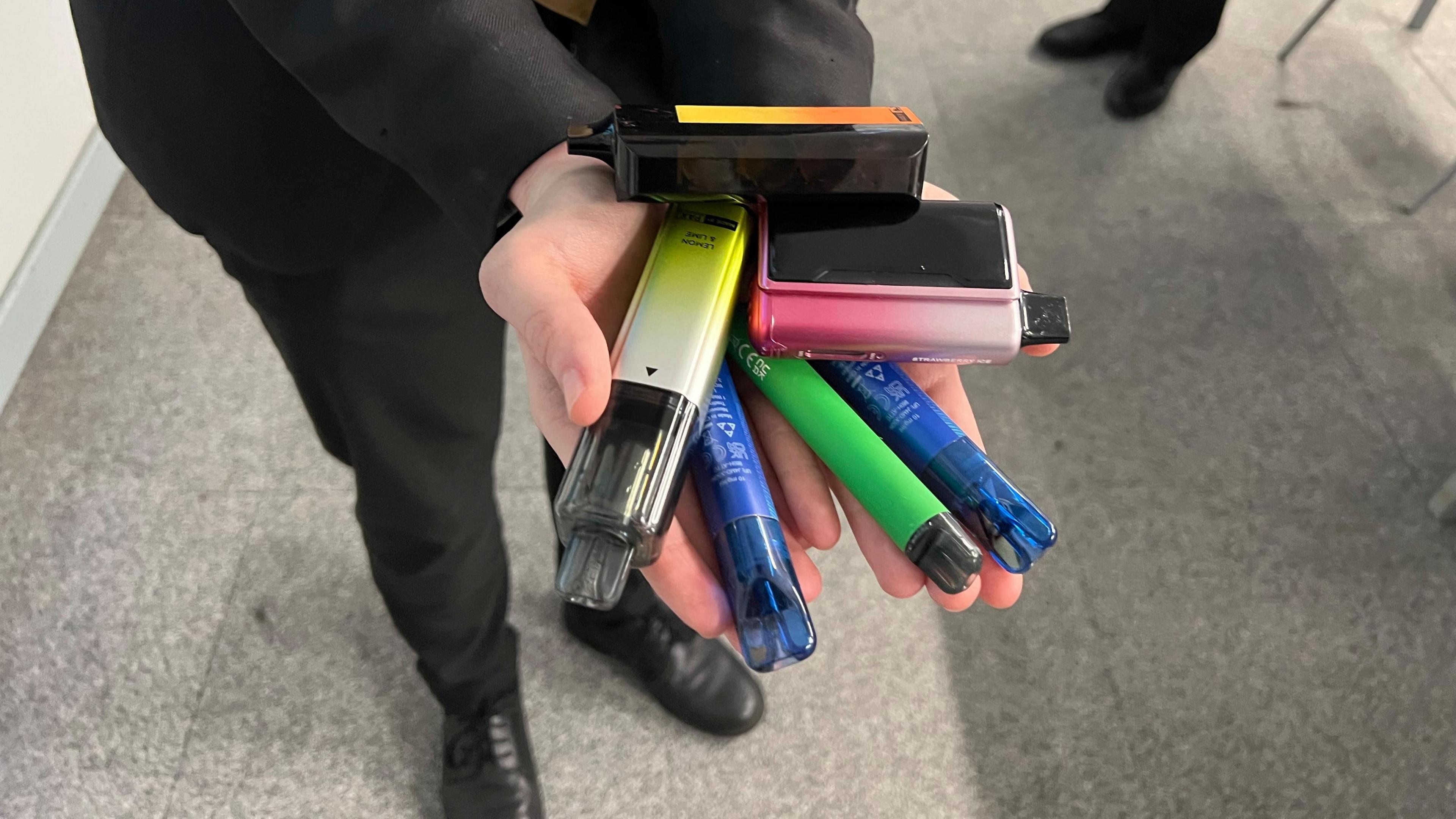 Pupils take charge of Derbyshire school's war on vaping - BBC News