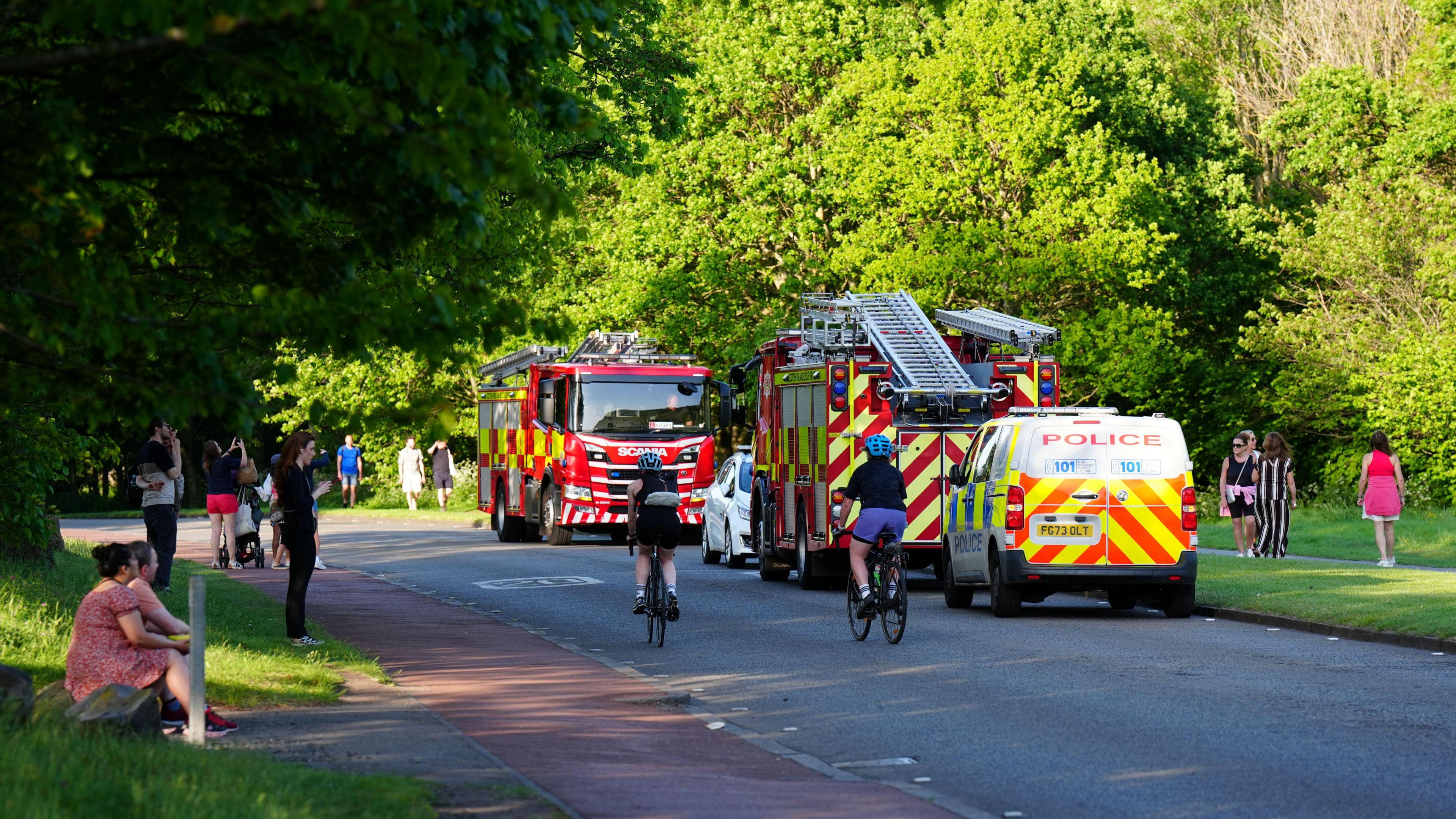 Firefighters remain at Arthur's Seat fire a day later - BBC News